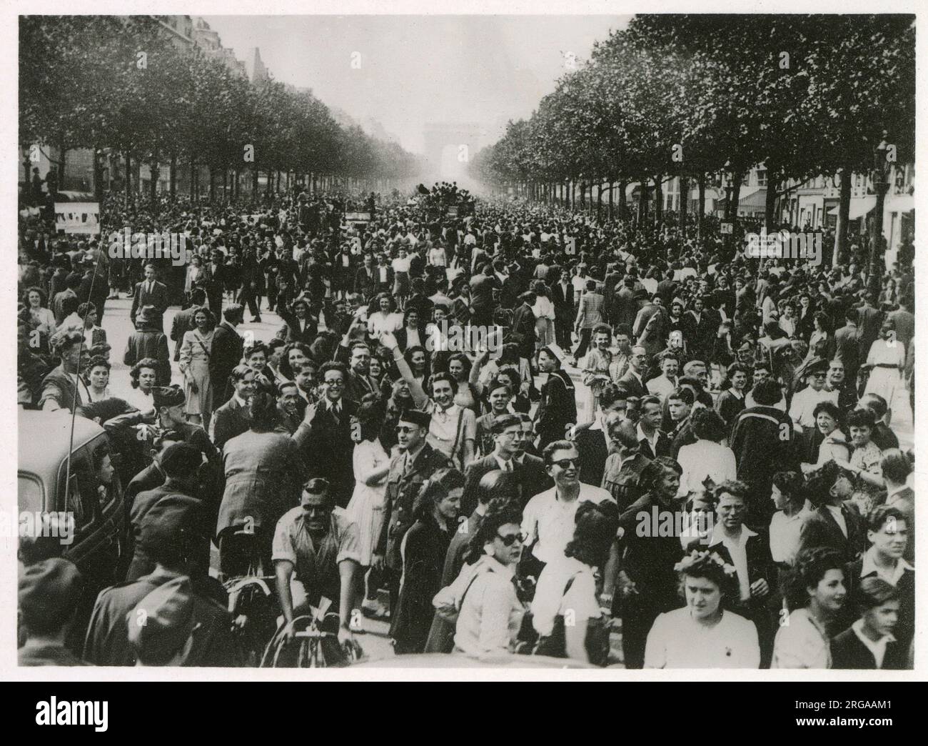 WW2 - An enthusiastic crowd of celebrating Parisians fill the Champs ...