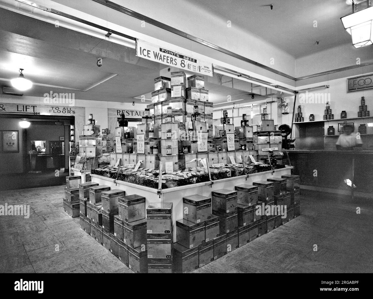 Department store 1940s Black and White Stock Photos & Images - Alamy