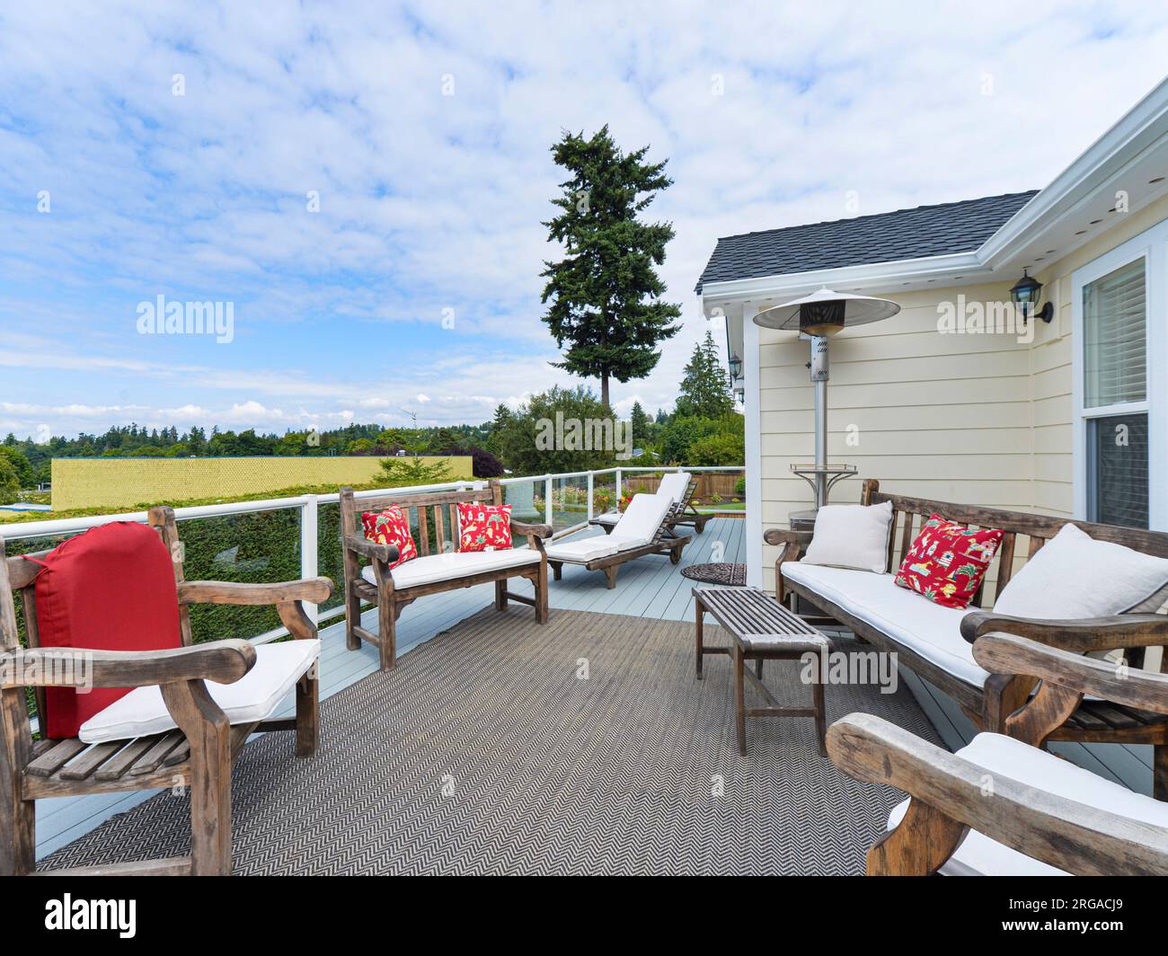Modern residential backyard exterior patio Stock Photo - Alamy