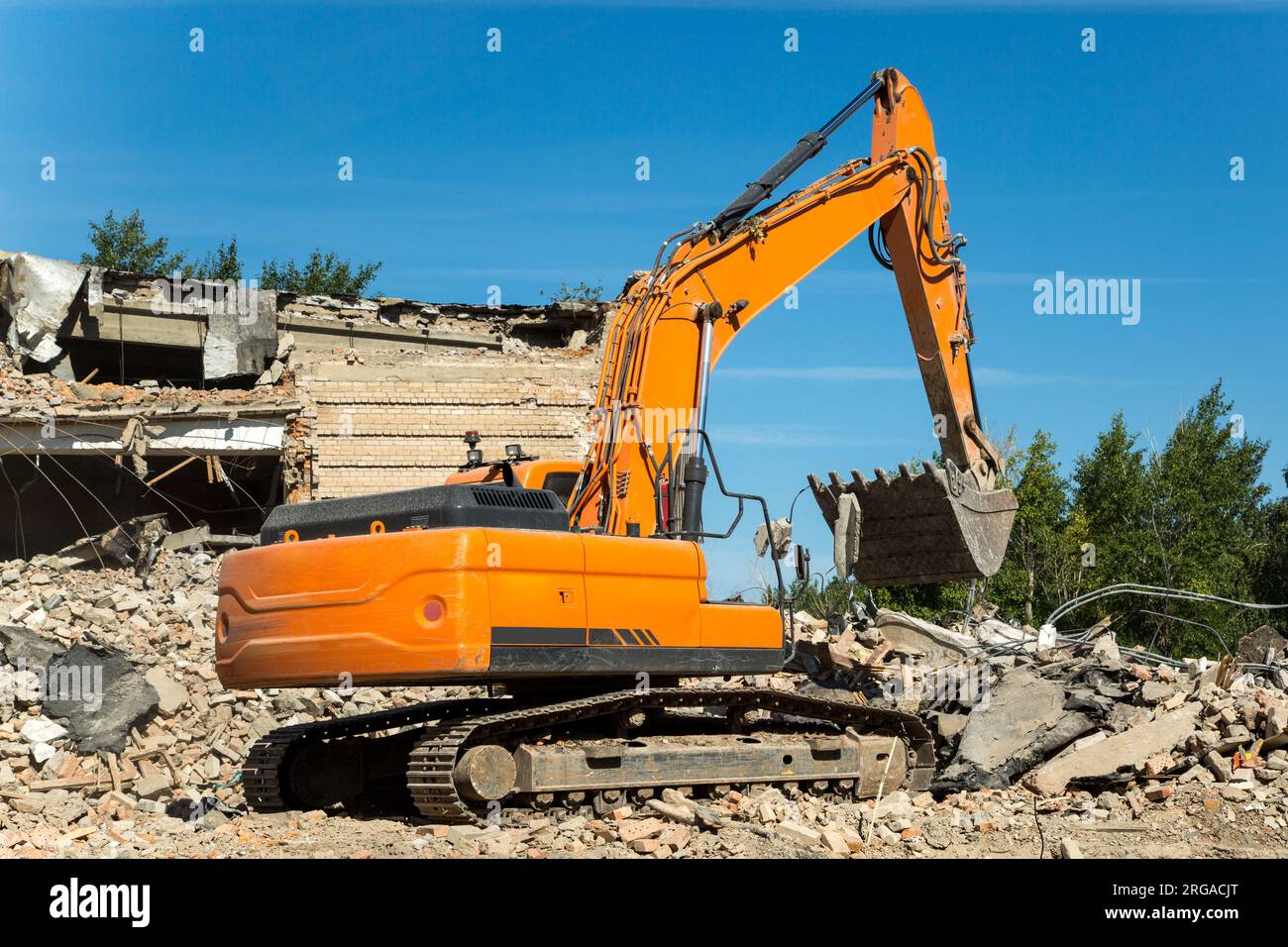 The excavator eliminates the consequences of an earthquake, clearing ...