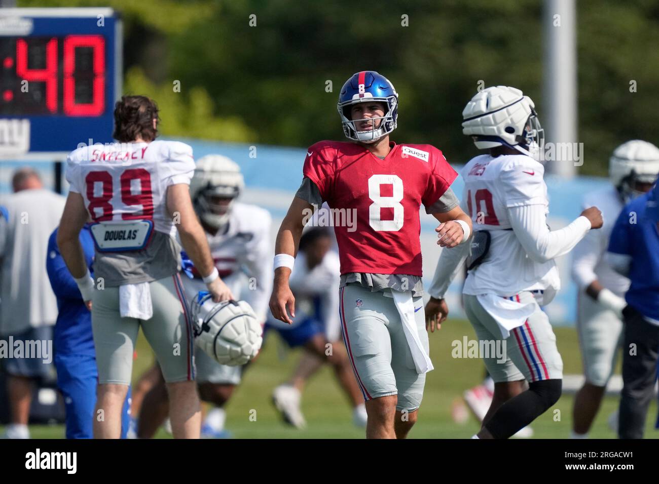 New York Giants quarterback Daniel Jones warms up before an NFL ...