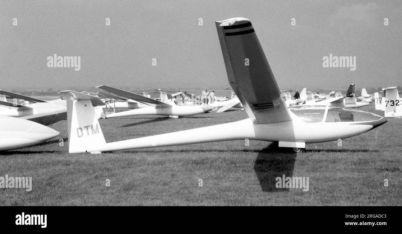 Glaser-Dirks DG-200 'DTM', on the launch grid at a gliding competition ...