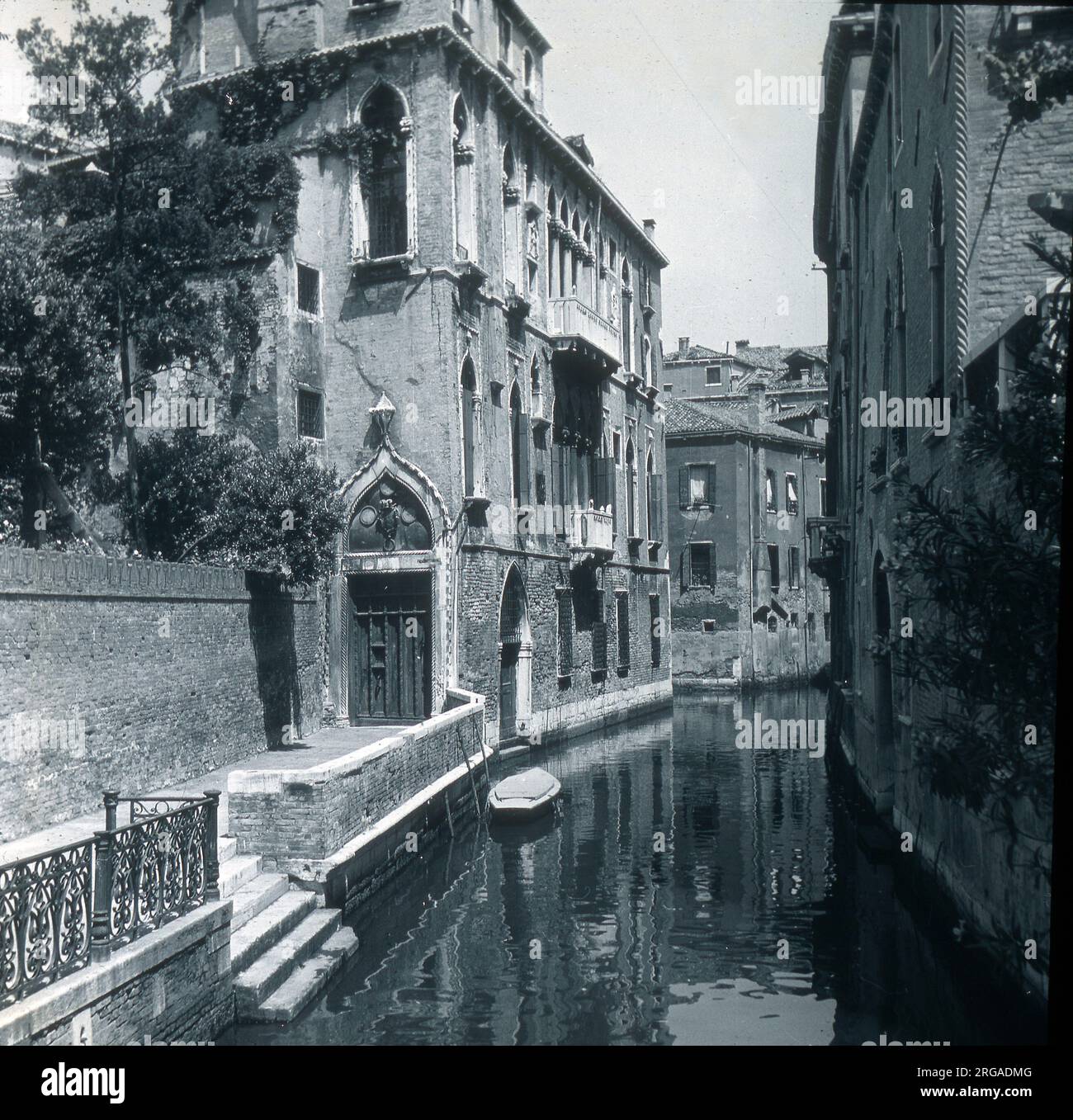 Quiet canal scene hi-res stock photography and images - Alamy