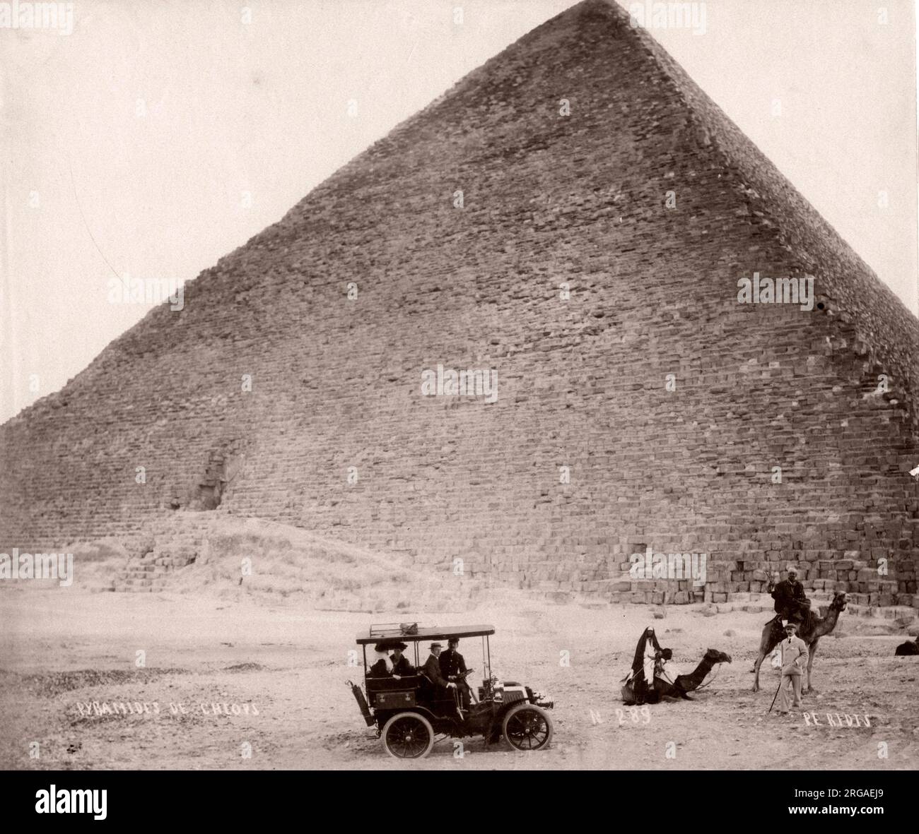 c.1910 - early motor car at the Great Pyramid, Egypt Stock Photo - Alamy