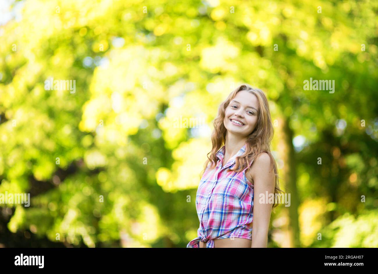 Outdoor portrait of a happy smiling girl Stock Photo - Alamy
