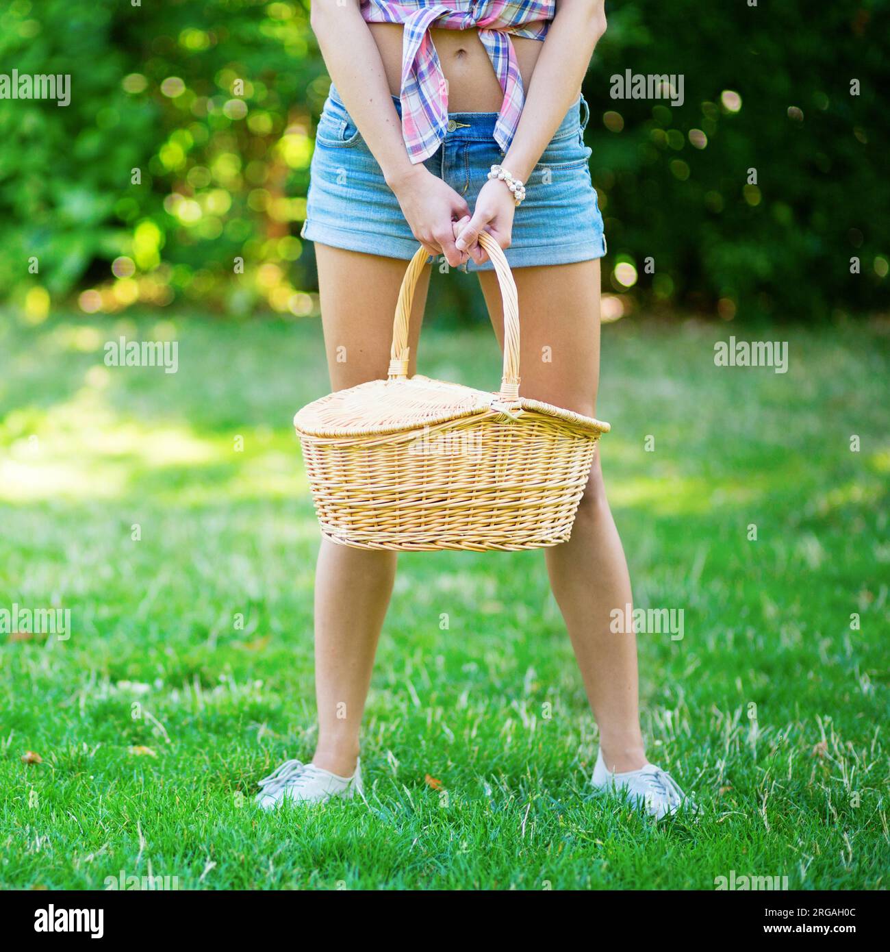 Young girl holding picnic basket Stock Photo - Alamy