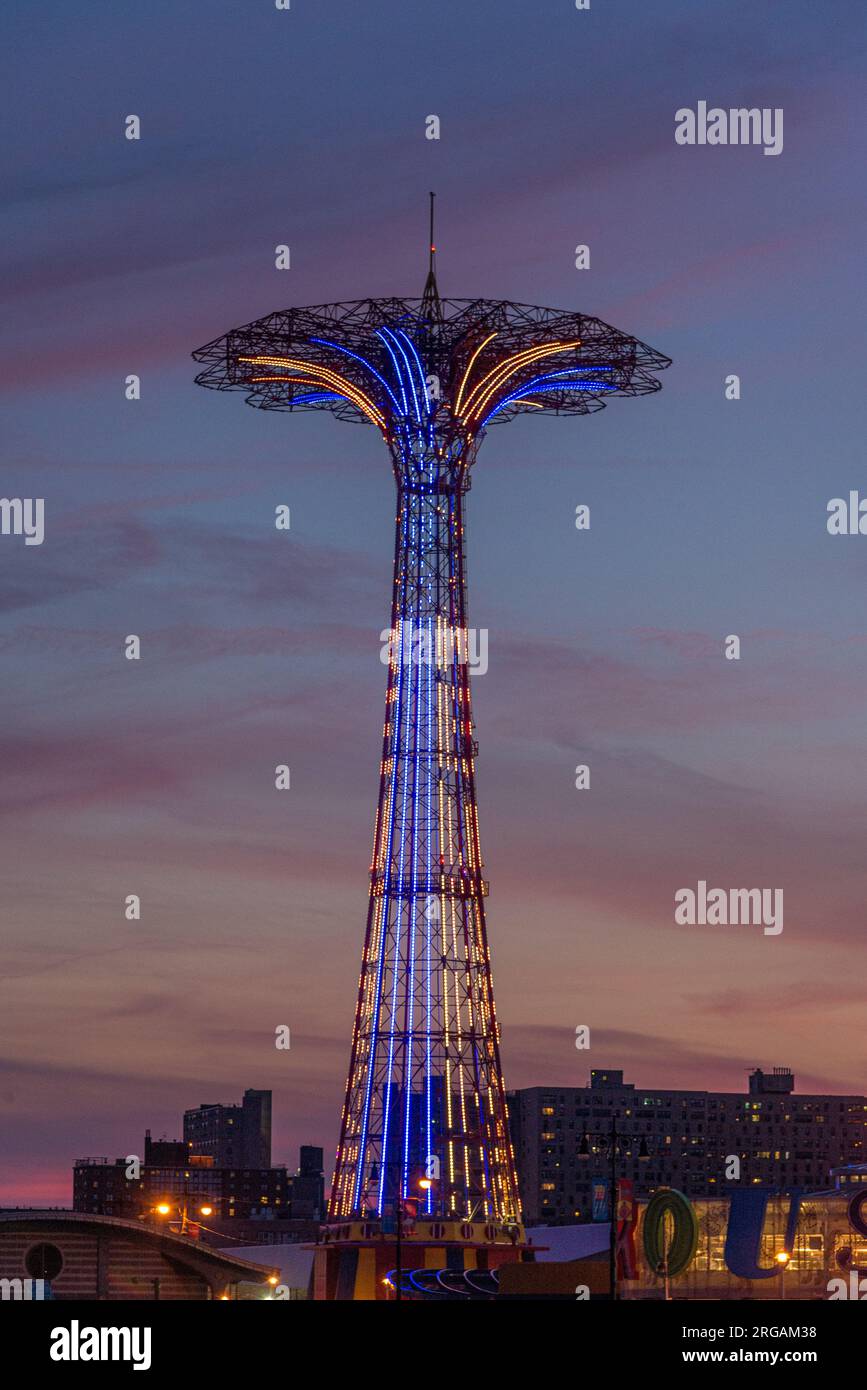 Parachute jump ride at Coney Island Stock Photo - Alamy