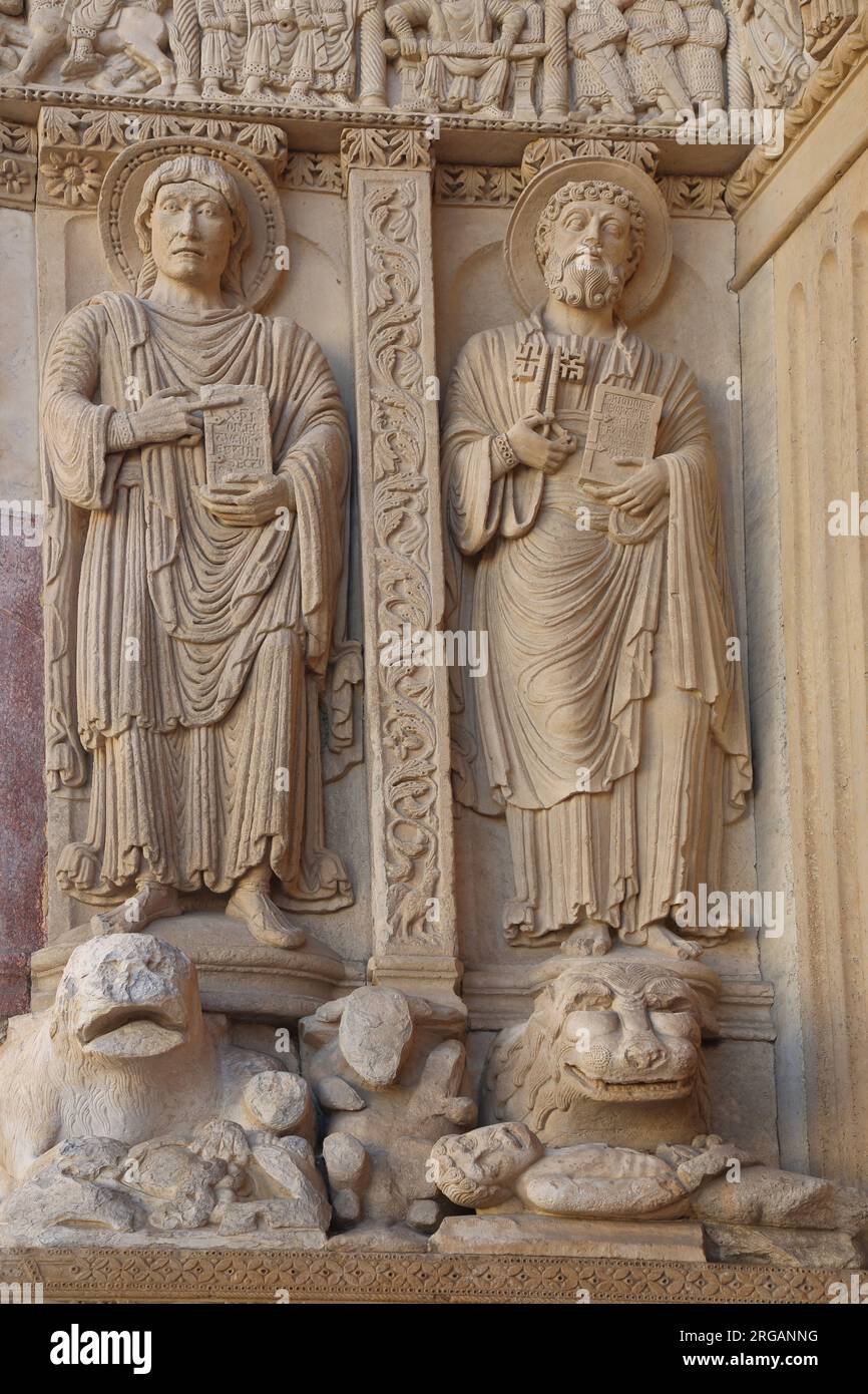 Sculptures of the Apostles Peter and John at the entrance, St-Trophime ...