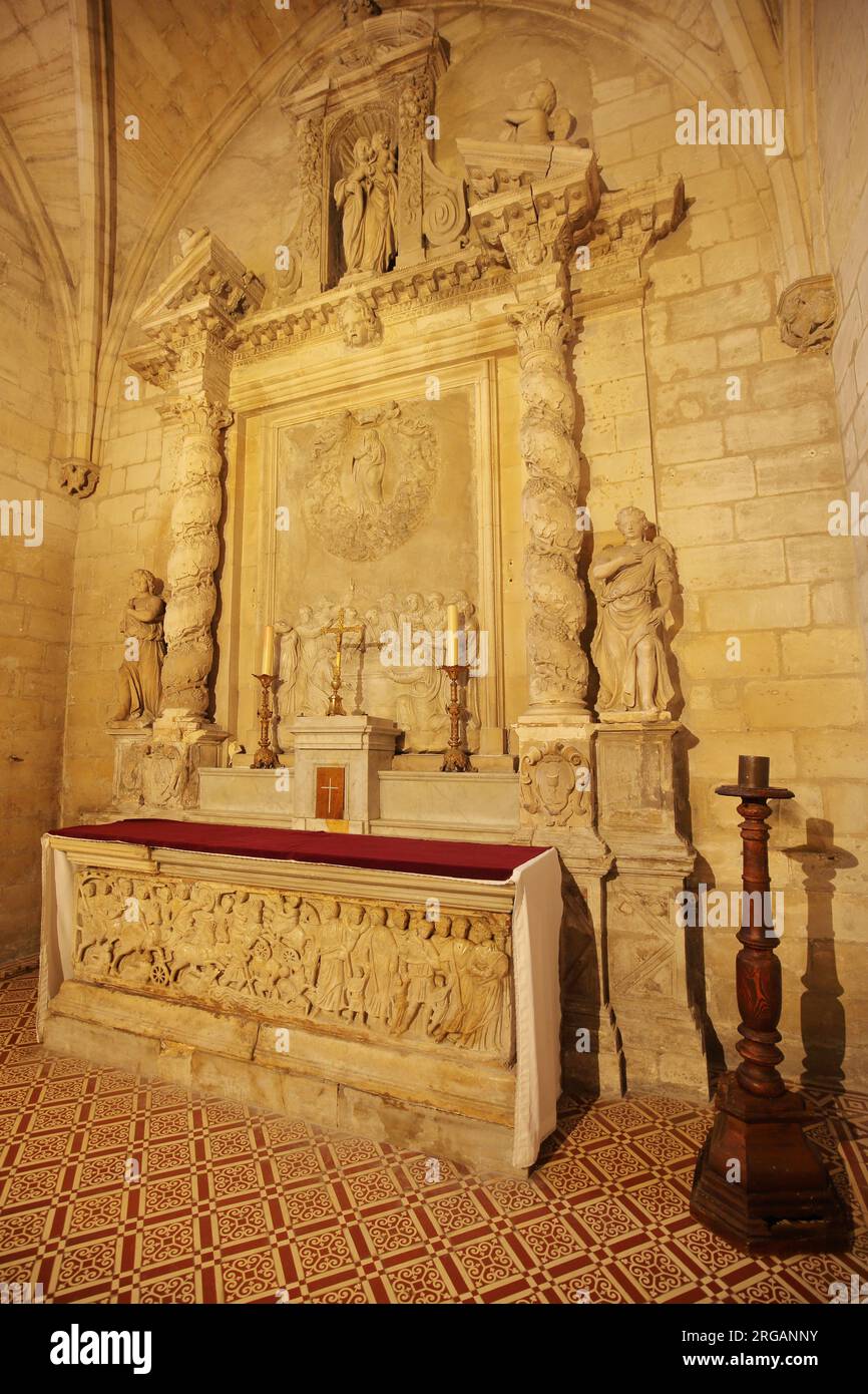 Side altars inside hi-res stock photography and images - Alamy