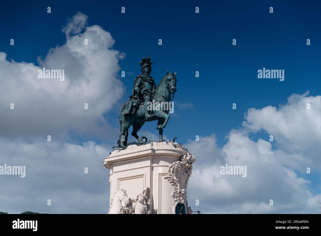 Estatua de D. Jose I: Magnificent statue of King Jose I in Lisbon Praca ...