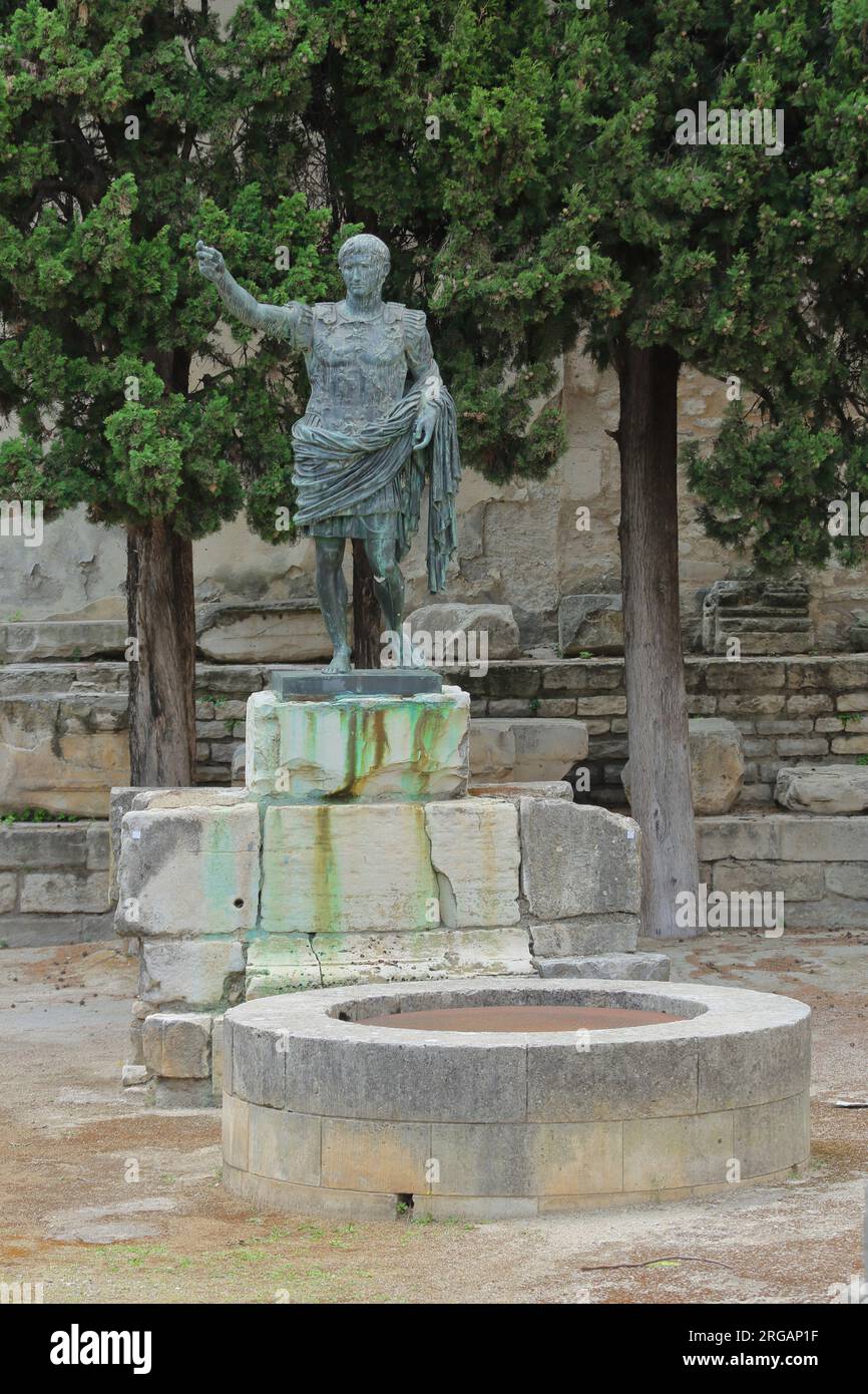 Statue nimes provence france statue hi-res stock photography and images ...