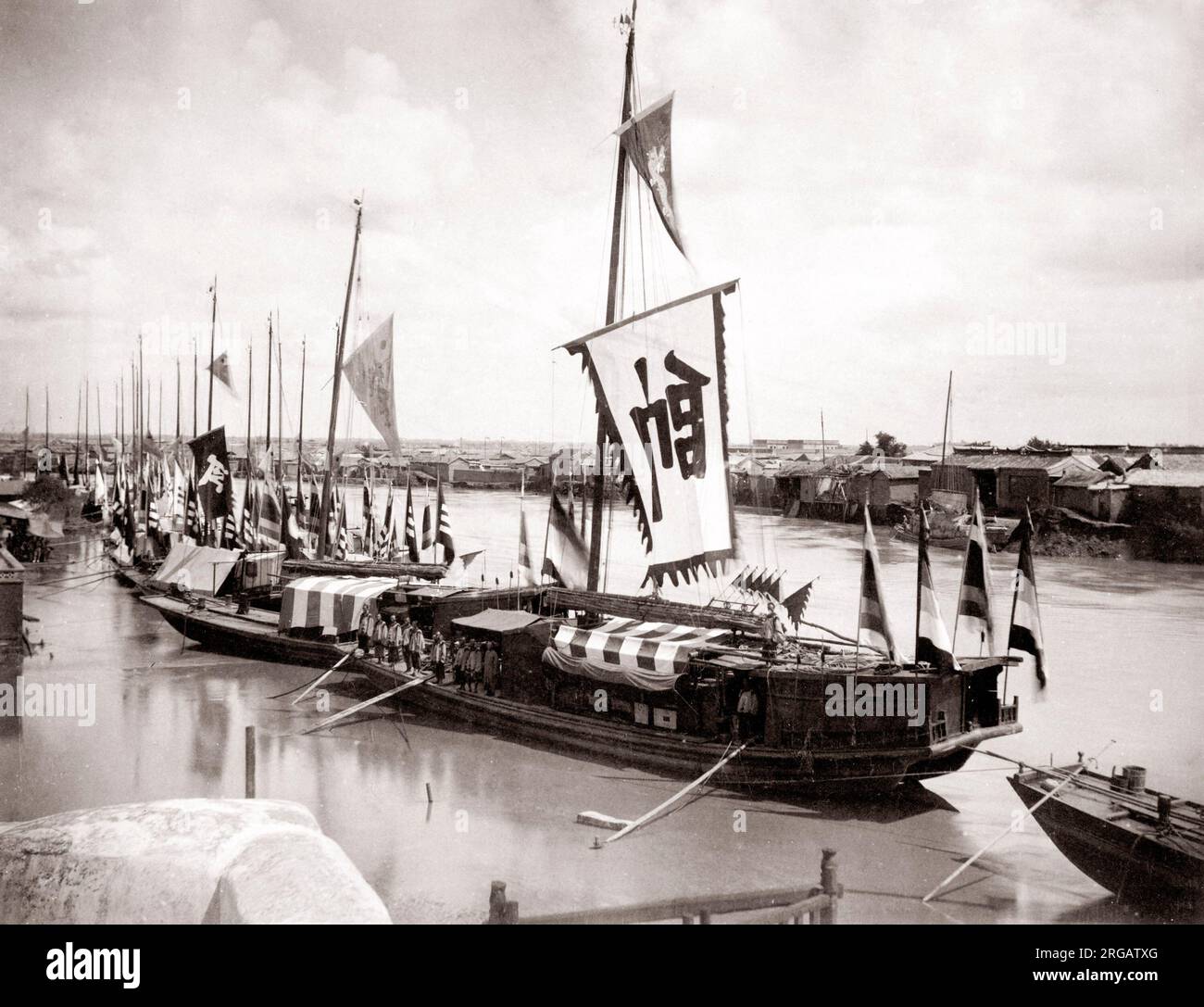 c.1880s China - Chinese river boats at a quay Stock Photo - Alamy
