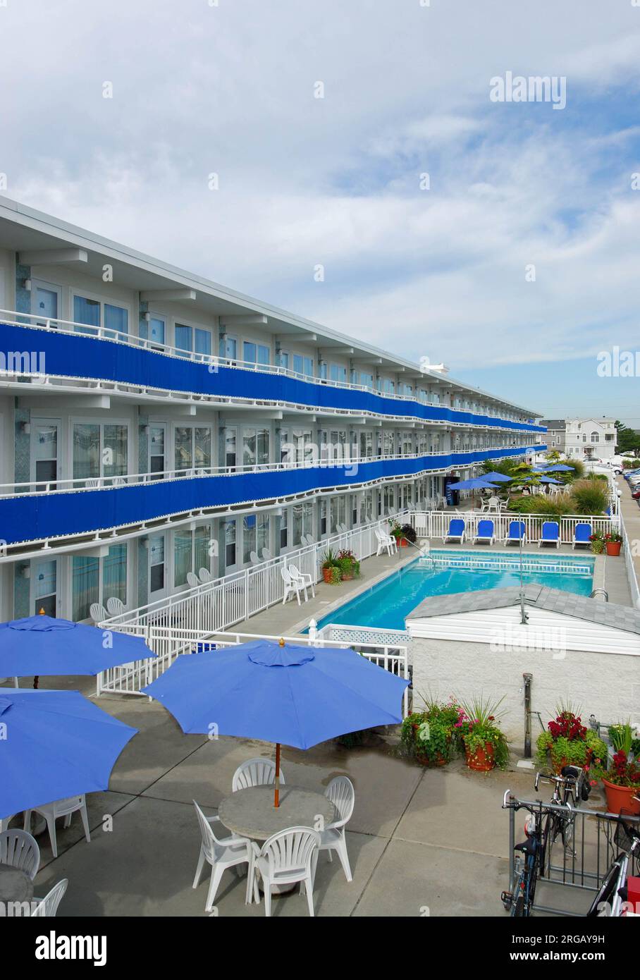 Avalon hotel pool hi-res stock photography and images - Alamy