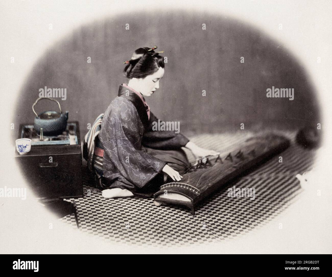 Geishas playing koto hi-res stock photography and images - Alamy