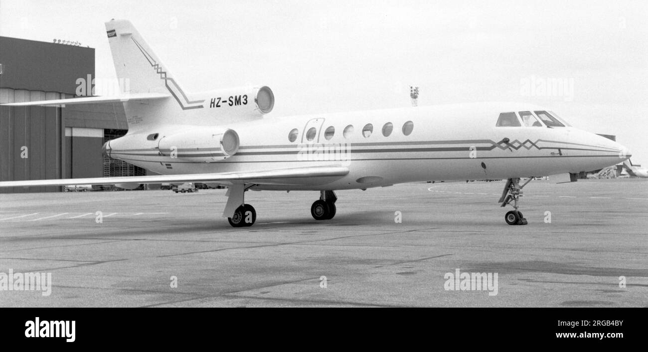 Dassault falcon 50 flying hi-res stock photography and images - Alamy
