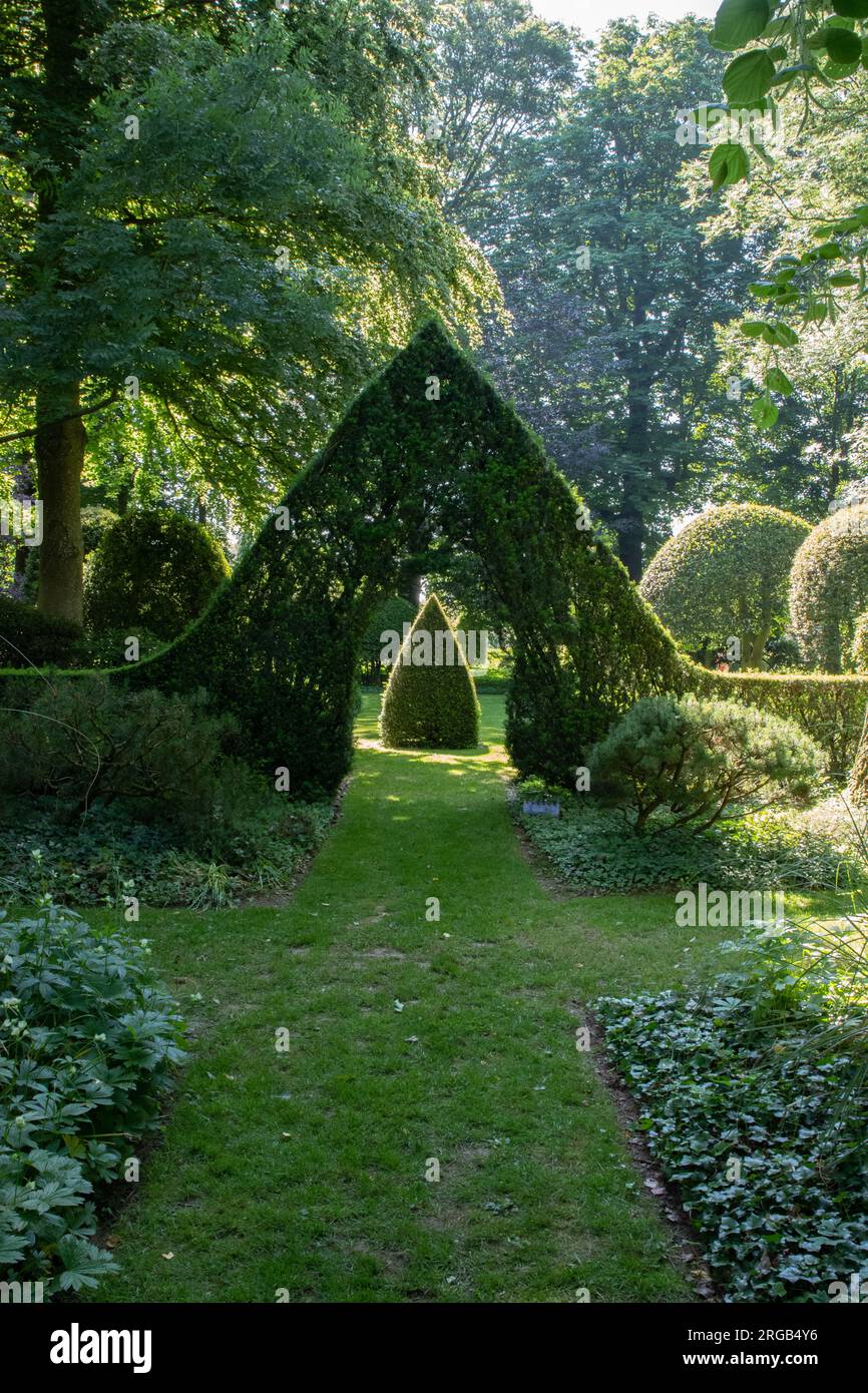 Jardins de Maizicourt, topiary arch Stock Photo - Alamy