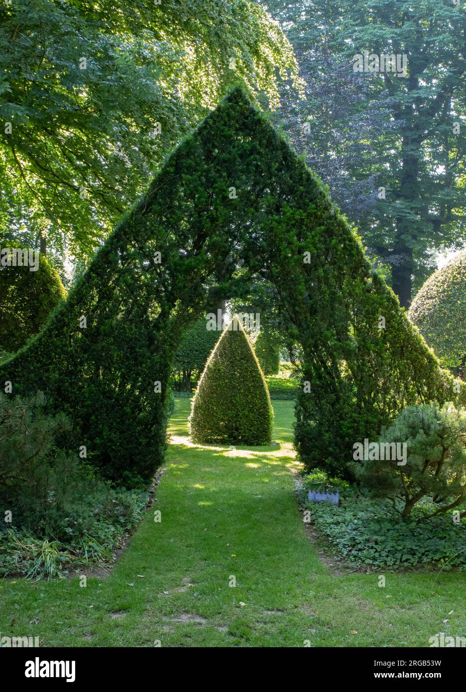 Jardins de Maizicourt, topiary arch Stock Photo - Alamy