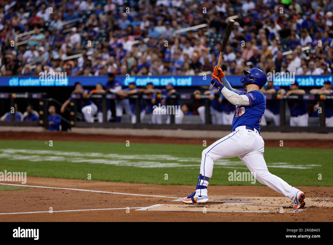 New York Mets' Pete Alonso (20) hits a three-run home run against the ...