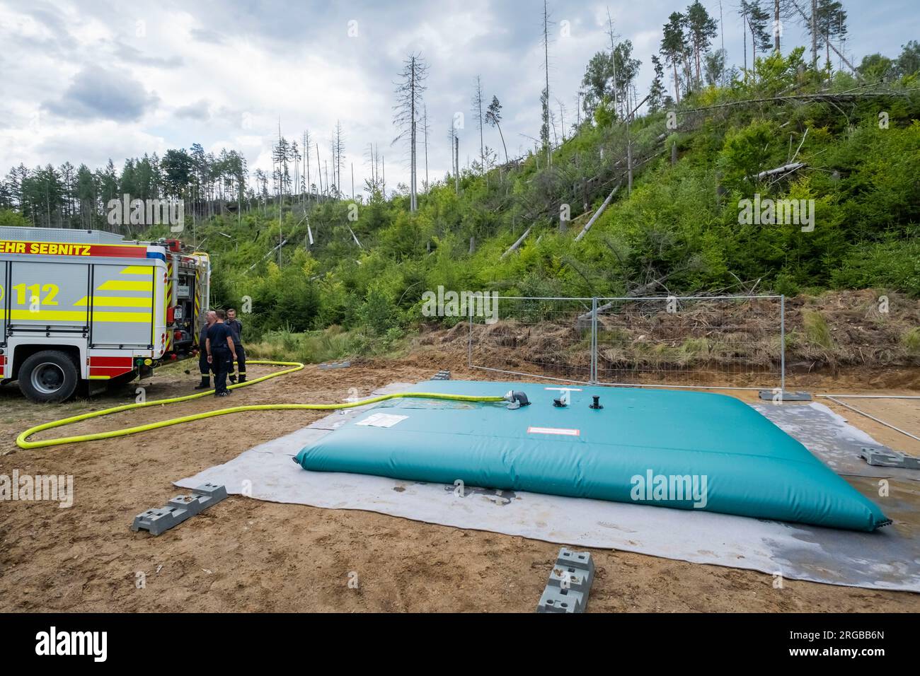 Bad Schandau, Germany. 08th Aug, 2023. Firefighters fill the first ...