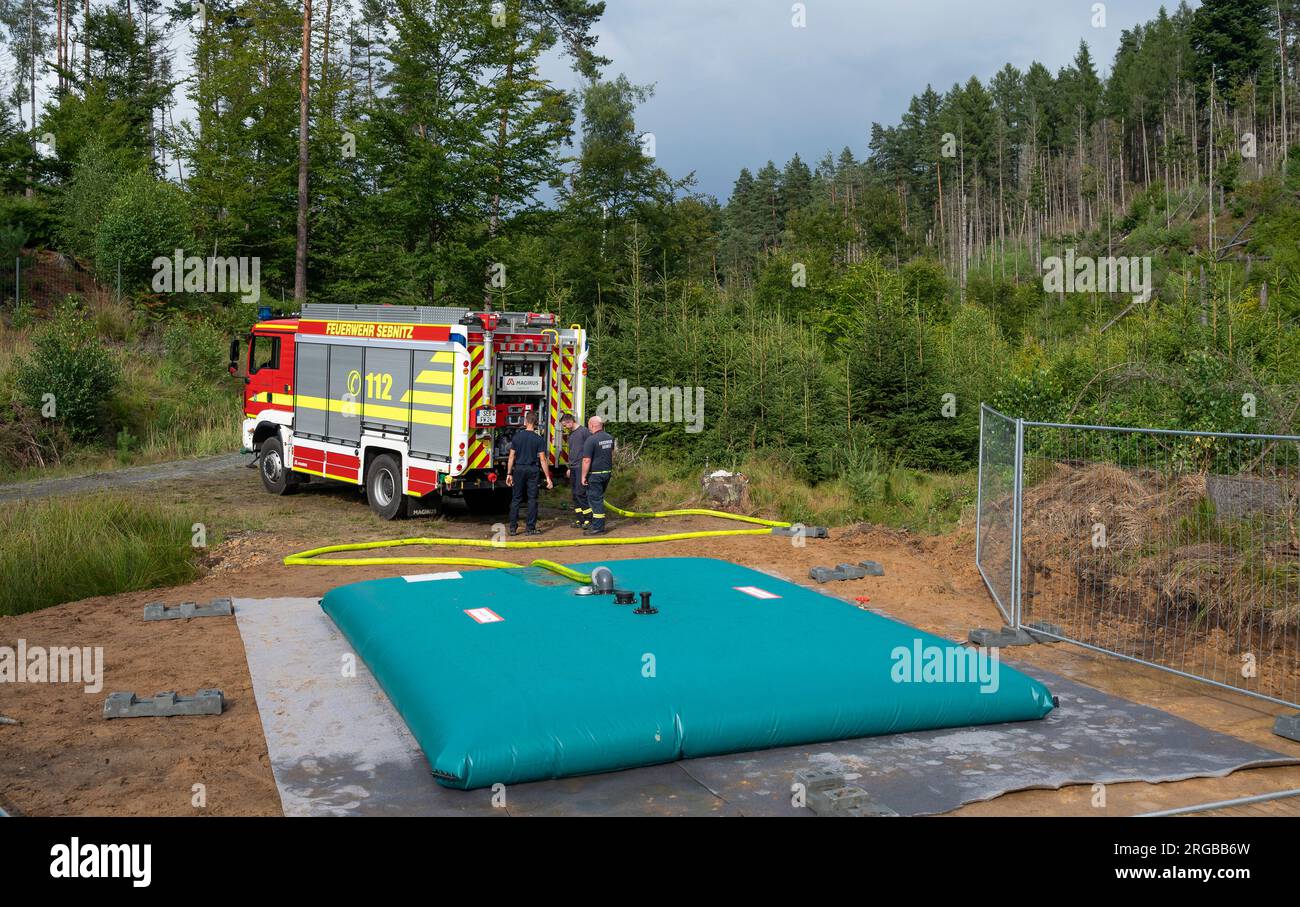 Bad Schandau, Germany. 08th Aug, 2023. Firefighters fill the first ...