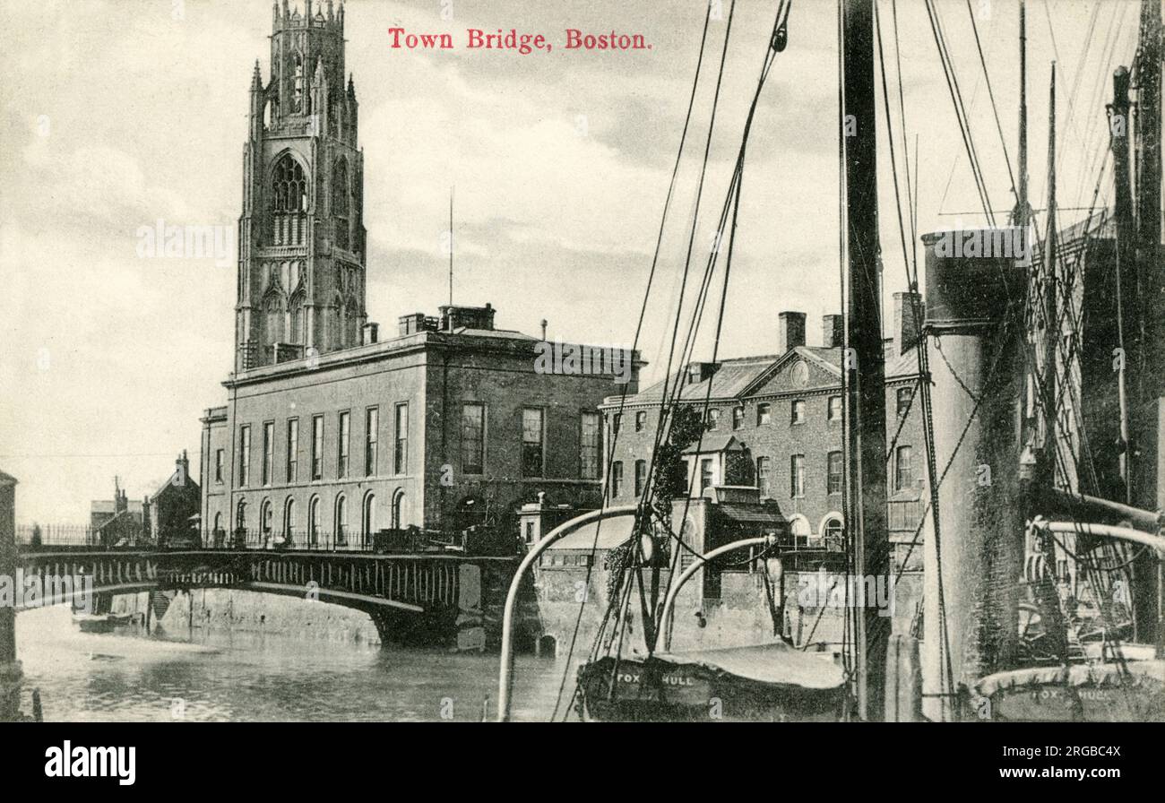 Town Bridge over the River Witham, Boston, Lincolnshire. The fine tower ...