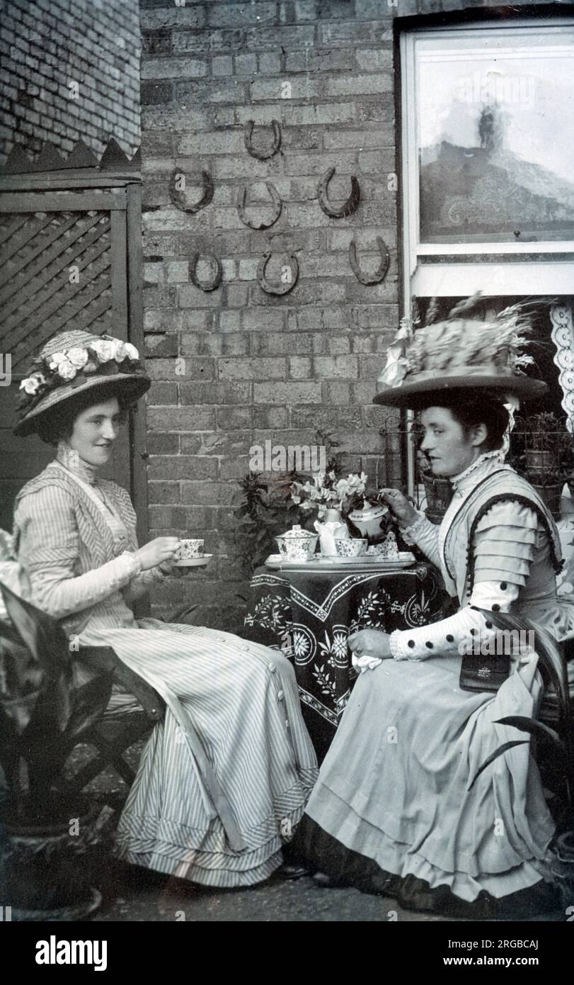 Edwardian ladies drinking tea hi-res stock photography and images - Alamy