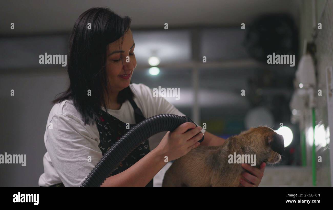 Female pet shop employee hi-res stock photography and images - Alamy