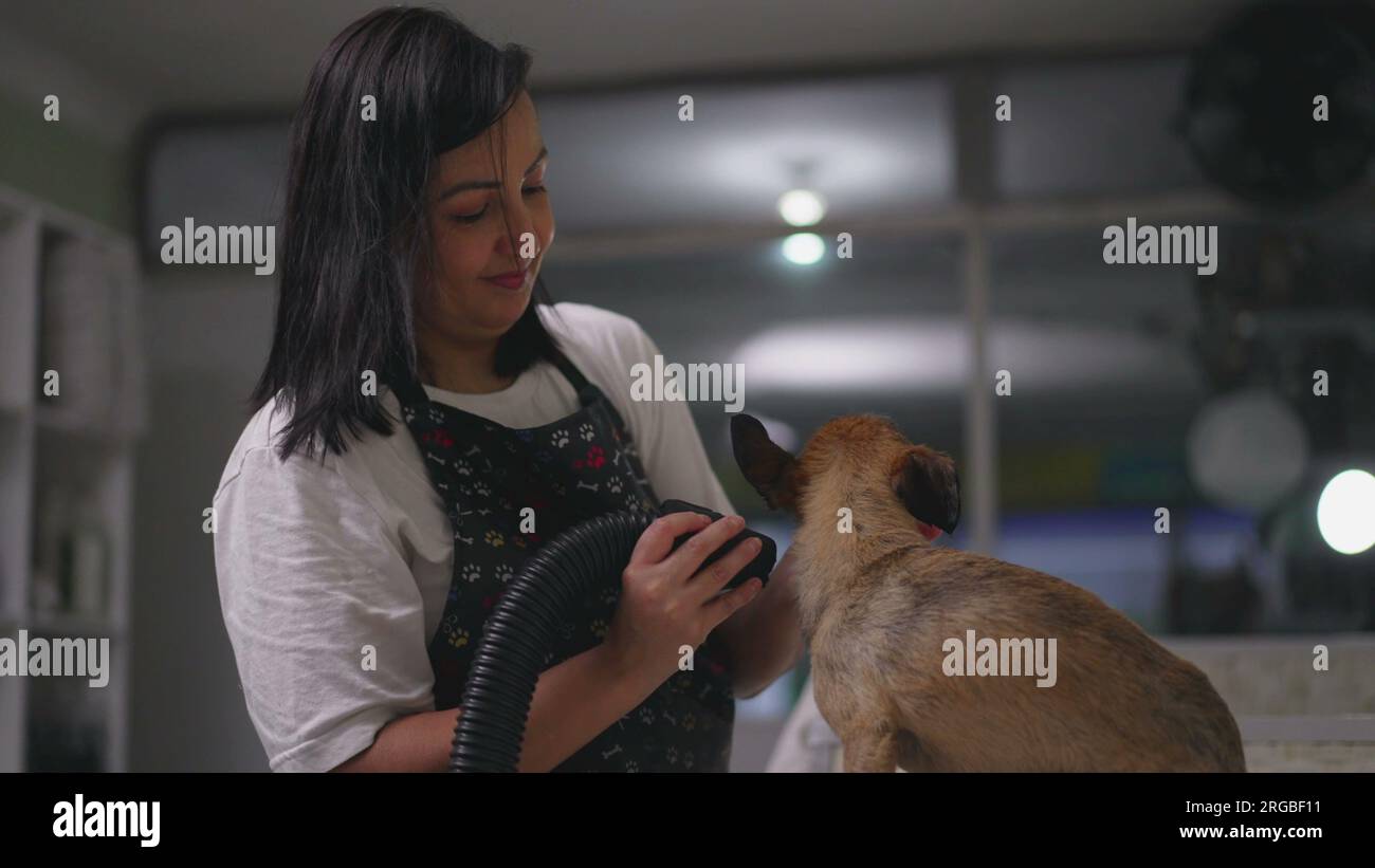 Female pet shop employee hi-res stock photography and images - Alamy