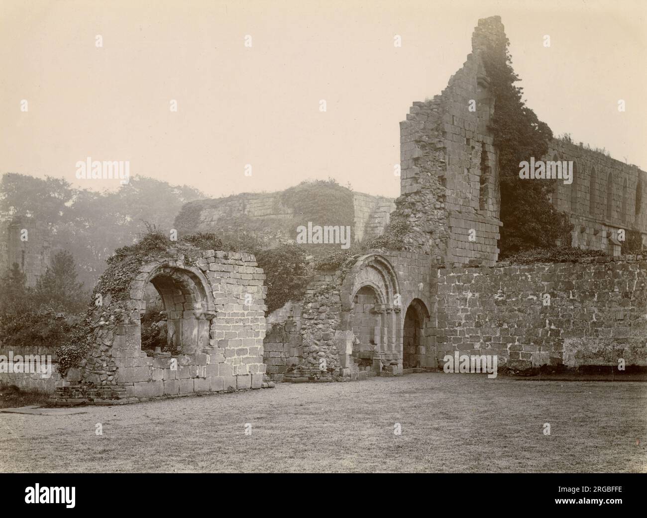 Medieval stone arches ruined hi-res stock photography and images - Alamy