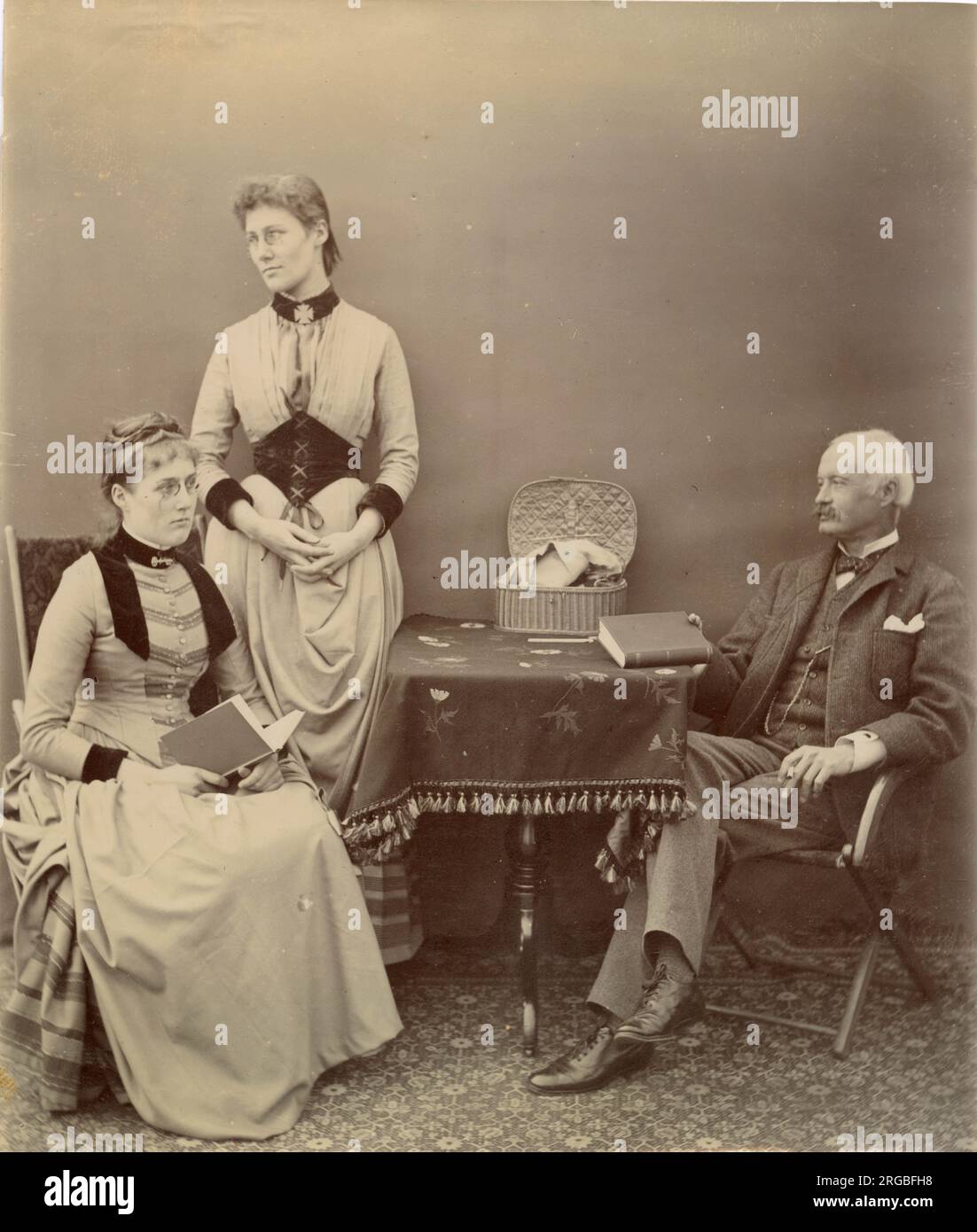 Lucy hale reading book hi-res stock photography and images - Alamy