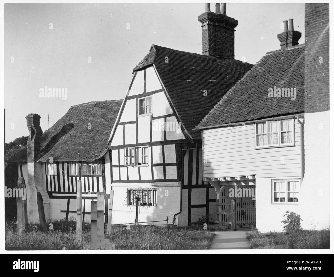 Gatehouse to the churchyard at Smarden, Kent Stock Photo - Alamy