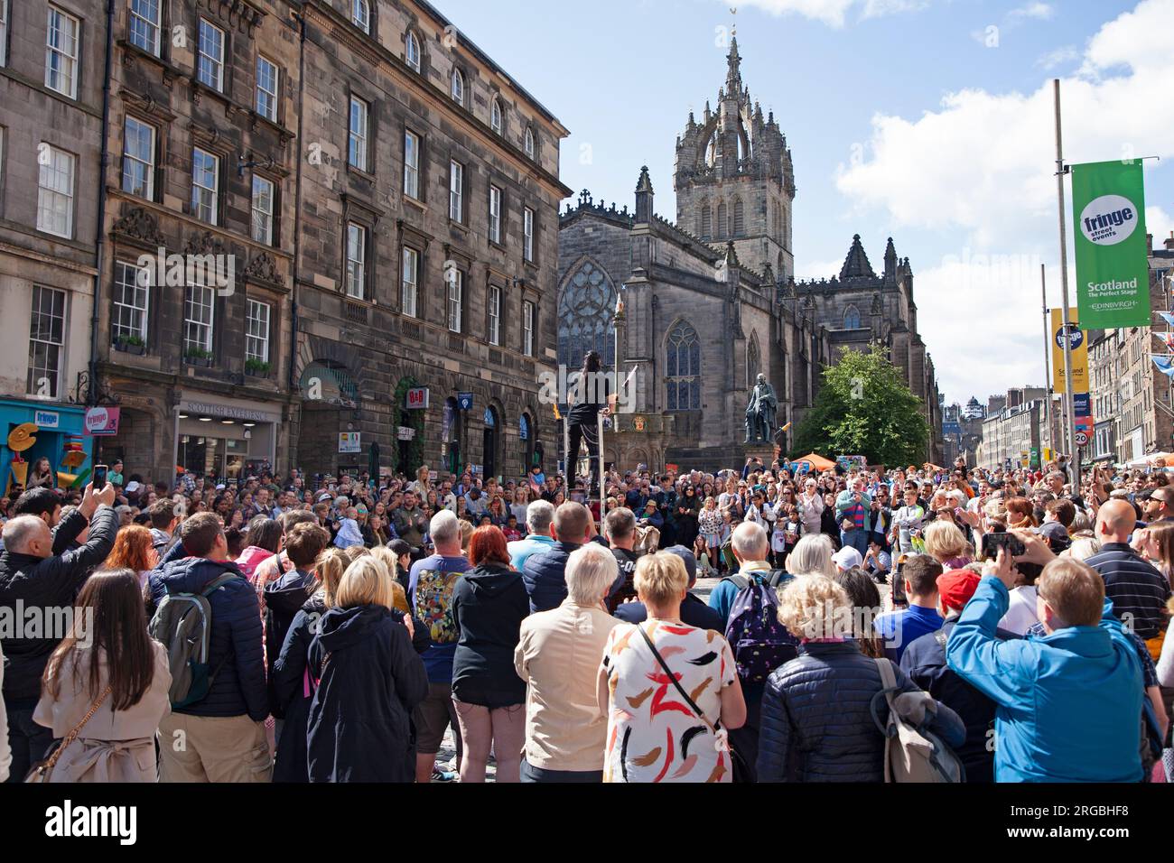 Royal Mile, Edinburgh, Scotland, UK. Busy day at Edinburgh Fringe ...
