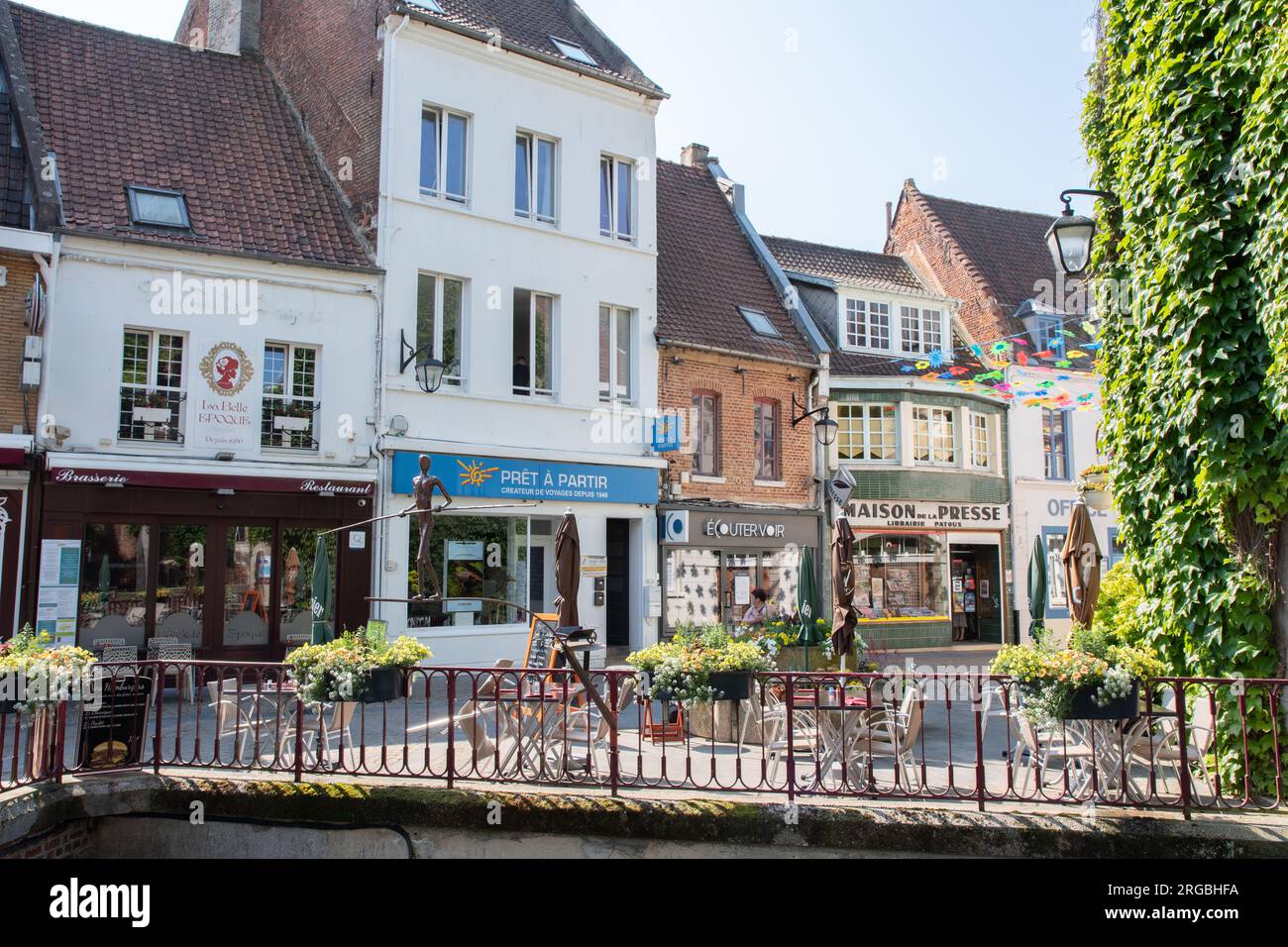 Shops, restaurant, Rue Daniel Lereuil, Hesdin Stock Photo - Alamy