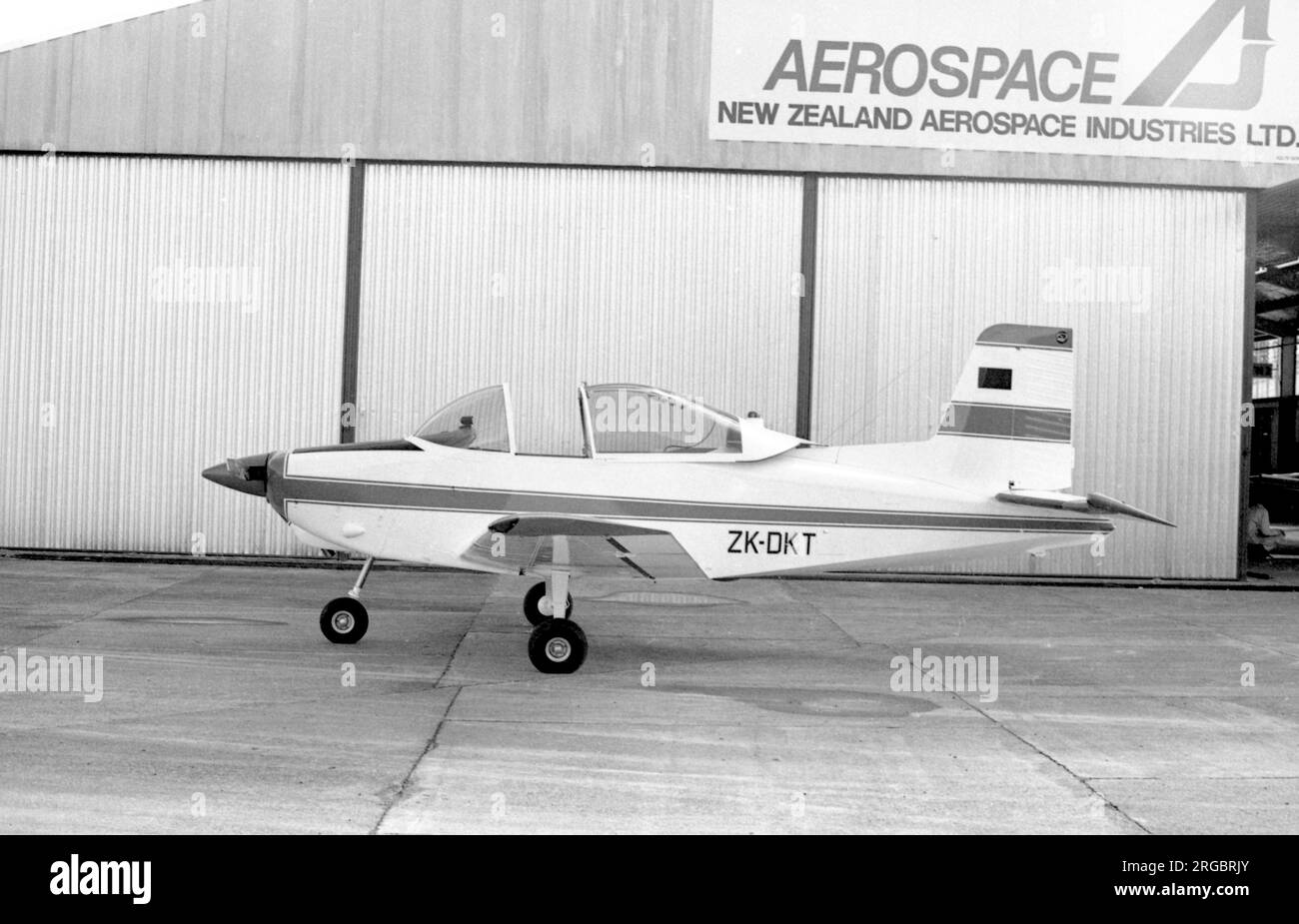 AESL Airtourer T6/24 ZK-DKT (msn B575 Stock Photo - Alamy