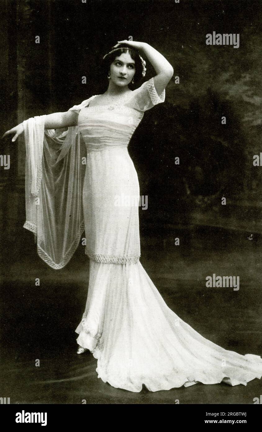 Opera singer soprano hi-res stock photography and images - Alamy