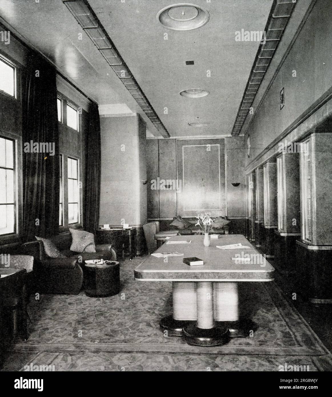 RMS Queen Mary, Library on the Promenade Deck Stock Photo - Alamy