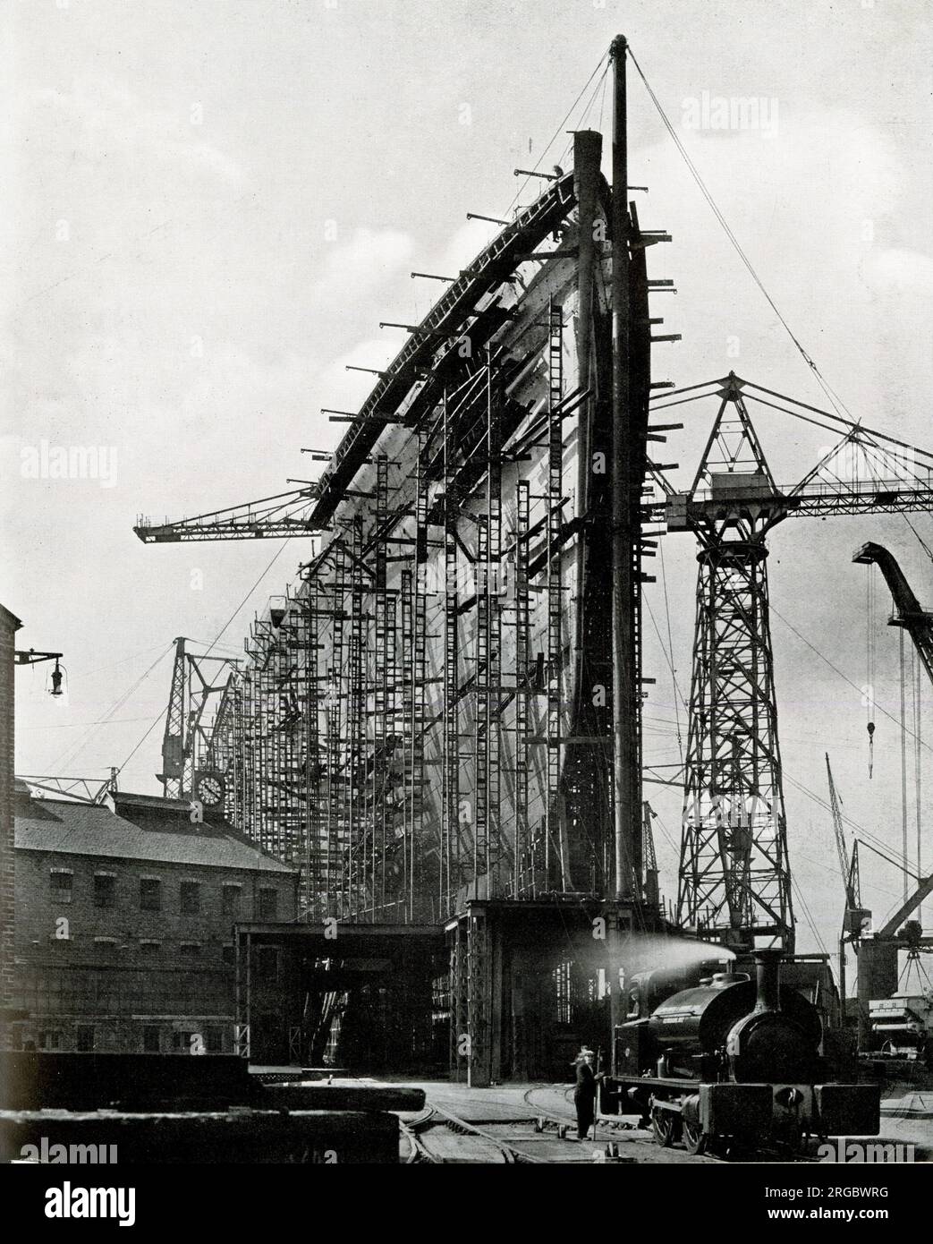 The bow of RMS Queen Mary towering over Clydebank Stock Photo - Alamy