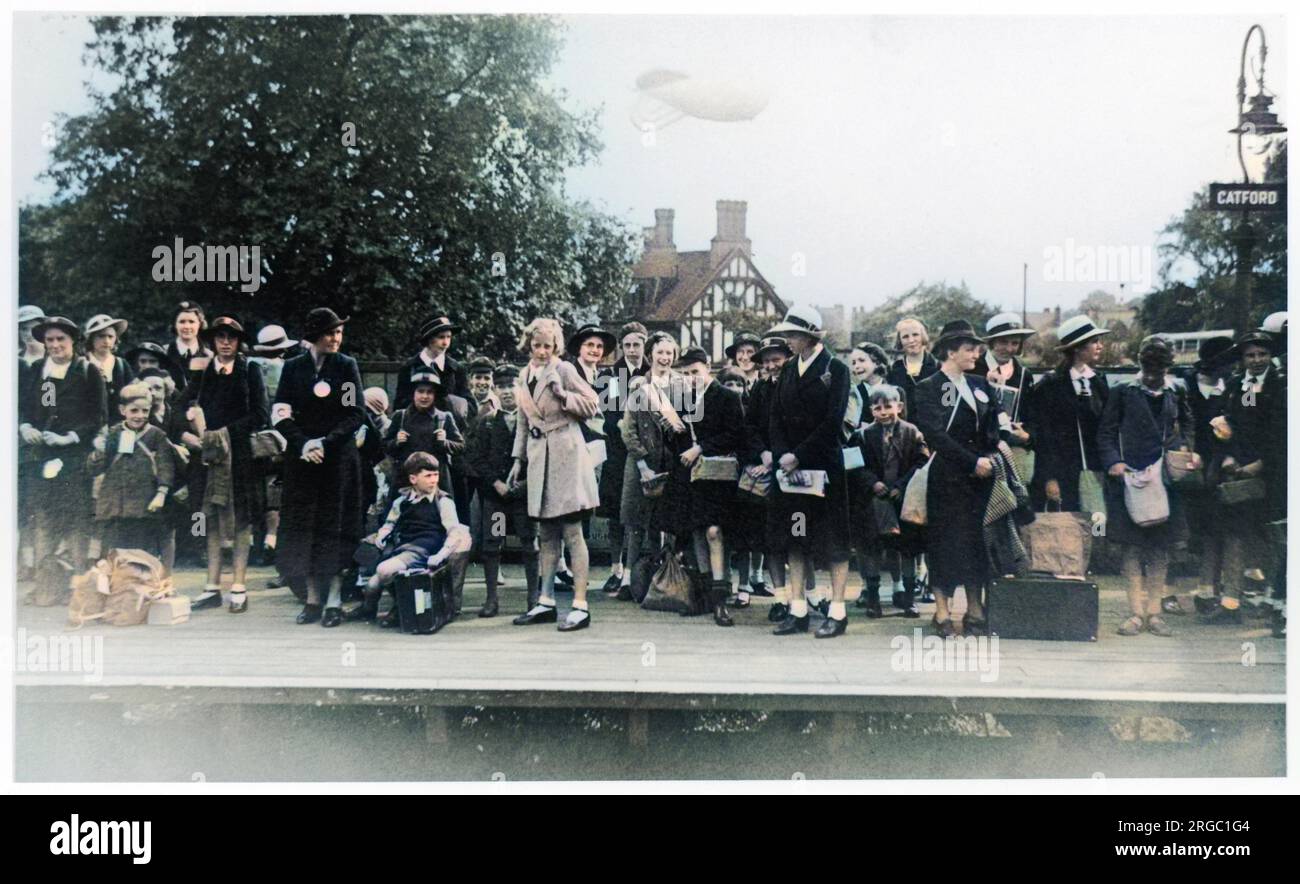World war two evacuees hi-res stock photography and images - Alamy