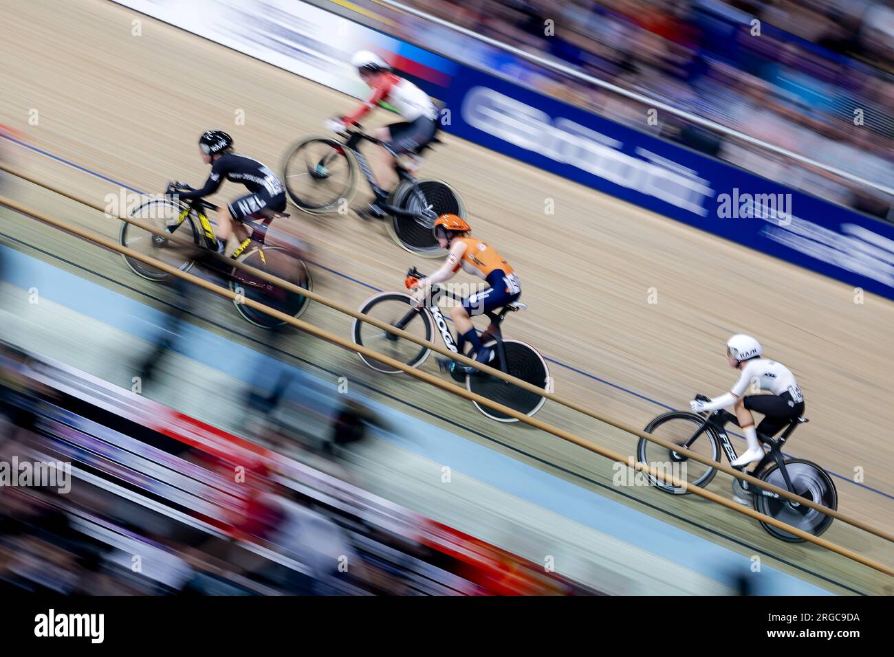 GLASGOW - Marit Raaijmakers (m) in action in the points race during the ...