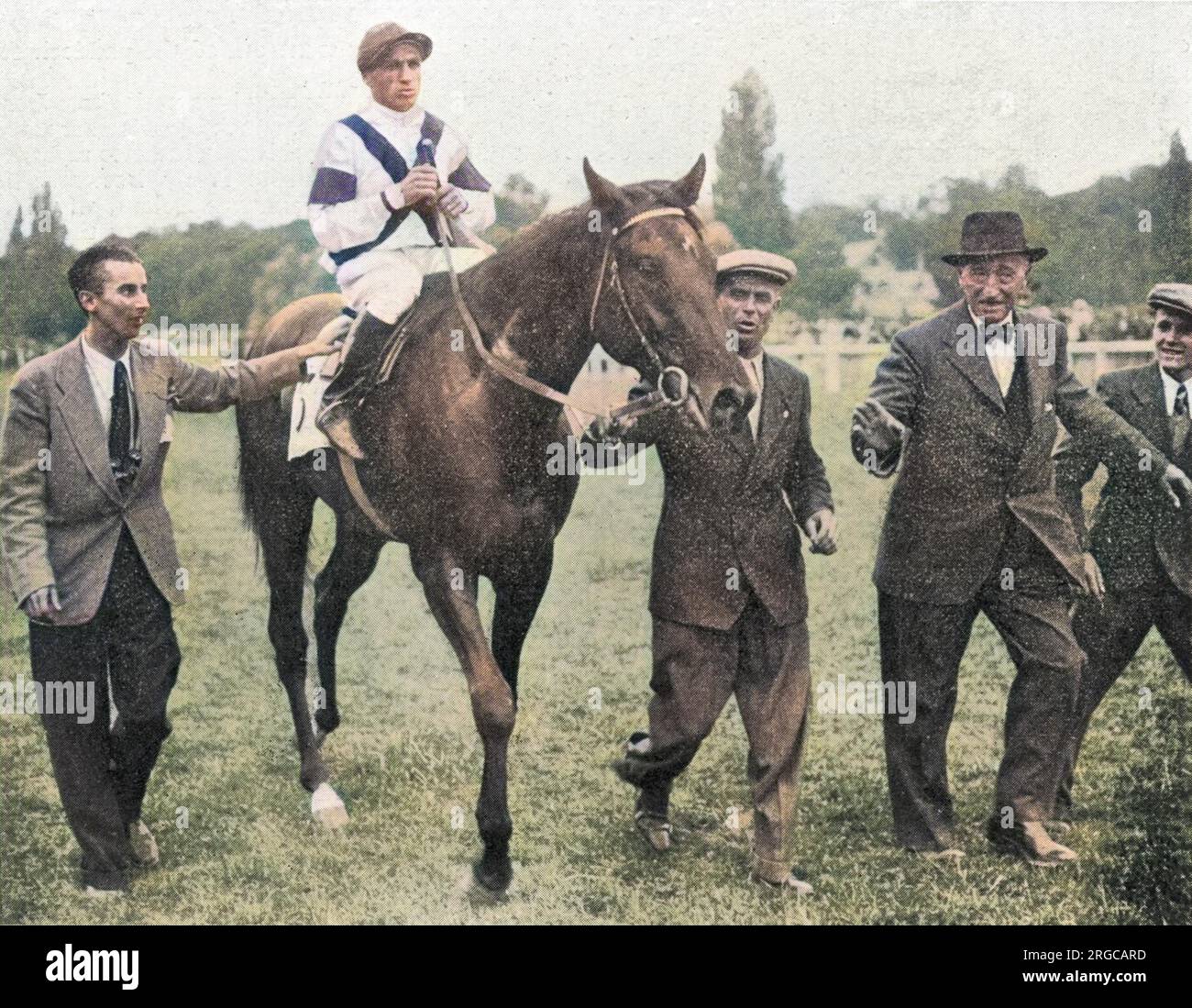 Horse leading a race hi-res stock photography and images - Alamy