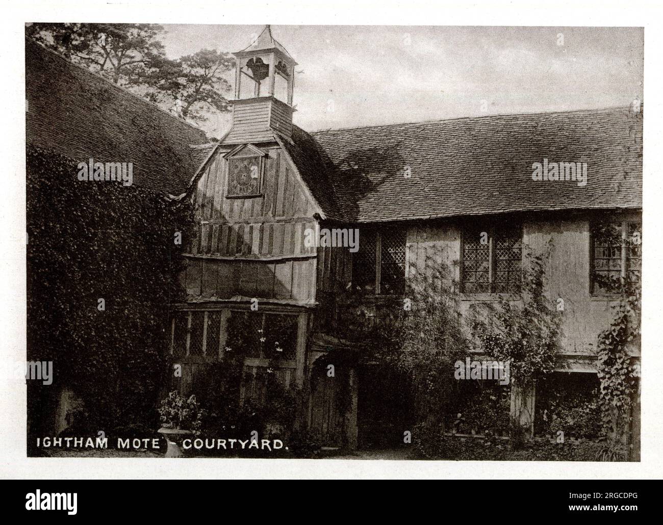 Courtyard, Ightham Mote, Kent Stock Photo - Alamy