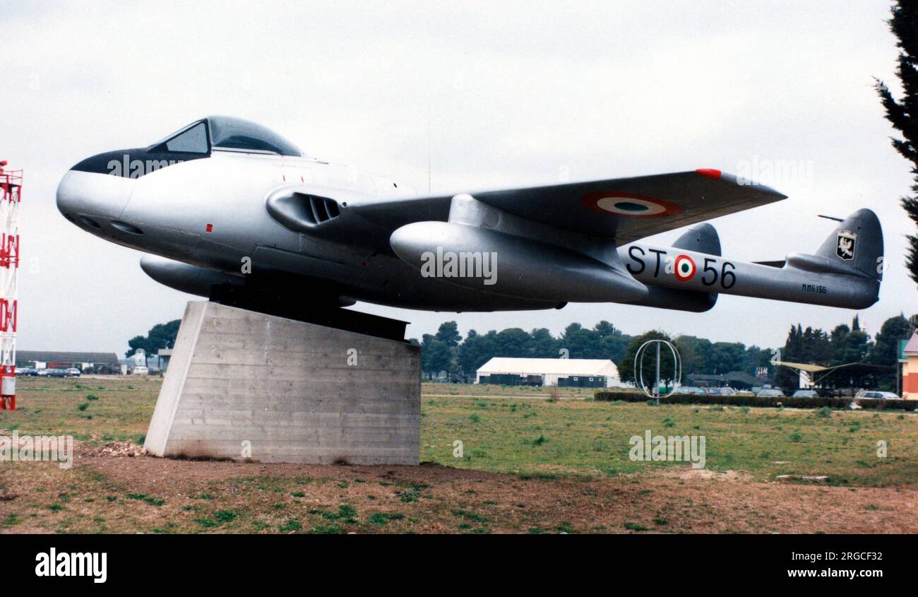 Aircraft plinth hi-res stock photography and images - Alamy