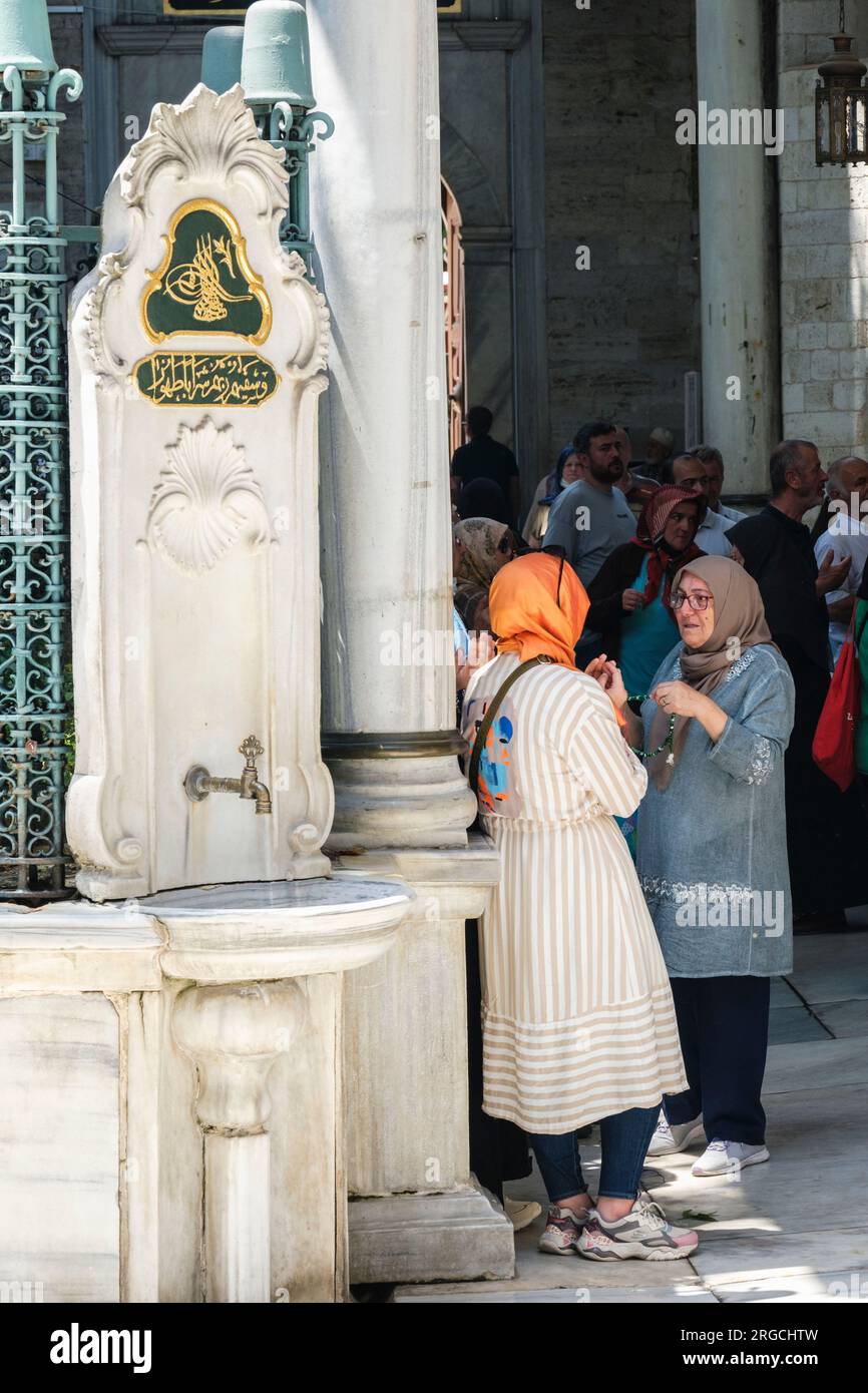 Women talking in istanbul hi-res stock photography and images - Alamy