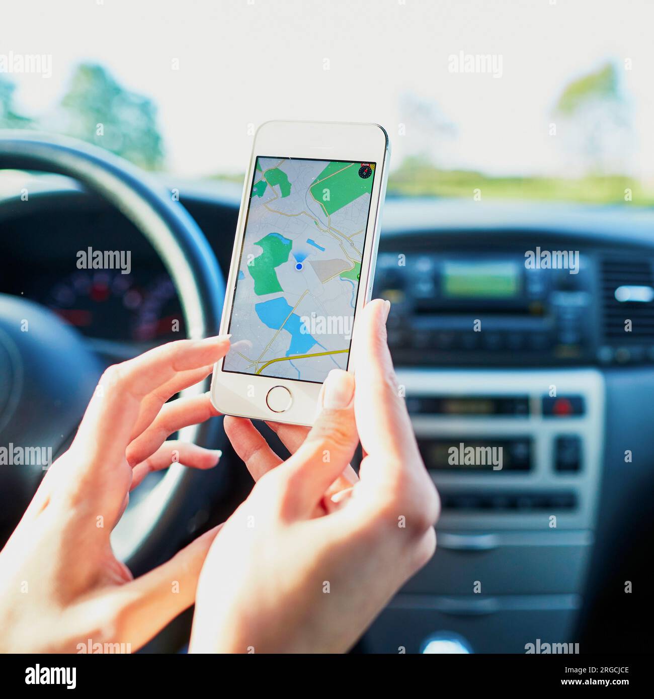 Woman holding phone showing map hi-res stock photography and images - Alamy