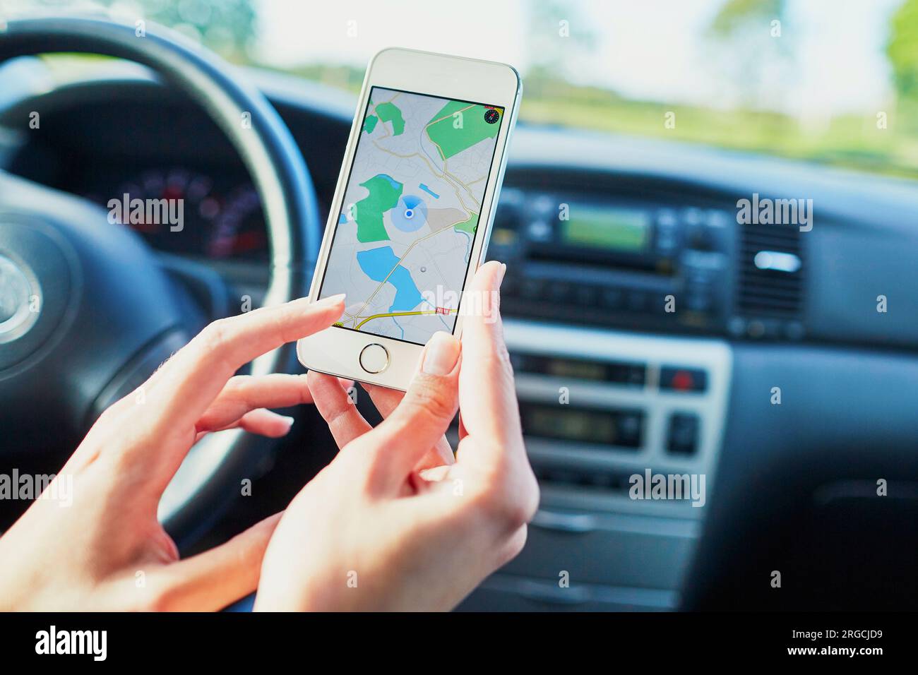 Woman holding phone showing map hi-res stock photography and images - Alamy