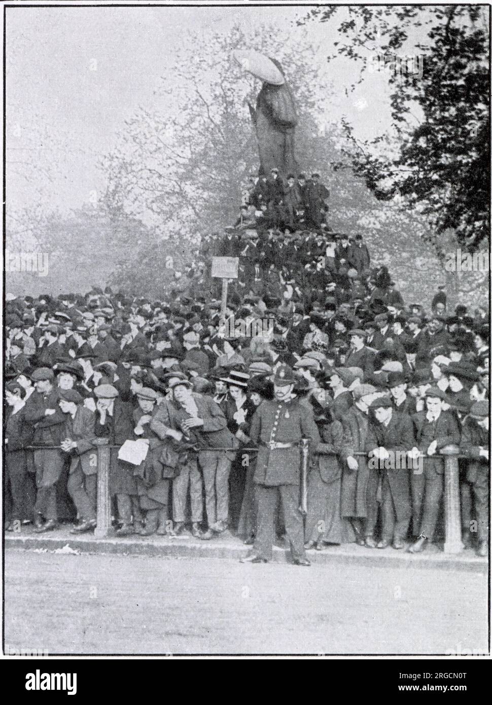 Crowds assemble at Hyde Park Corner at 5:30am on the morning of the ...