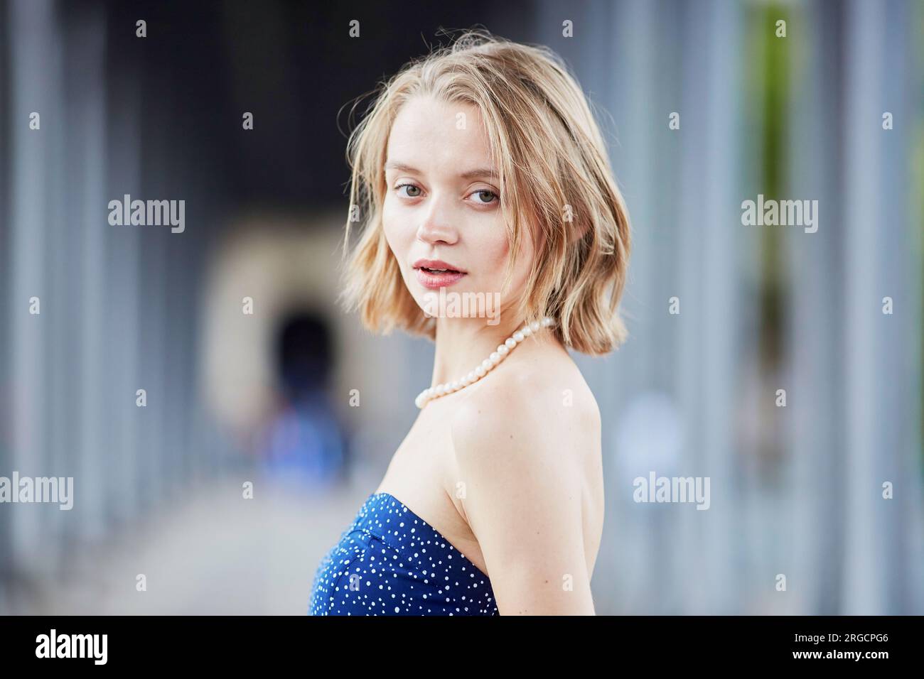 Beautiful young elegant French woman in Paris outdoors Stock Photo - Alamy