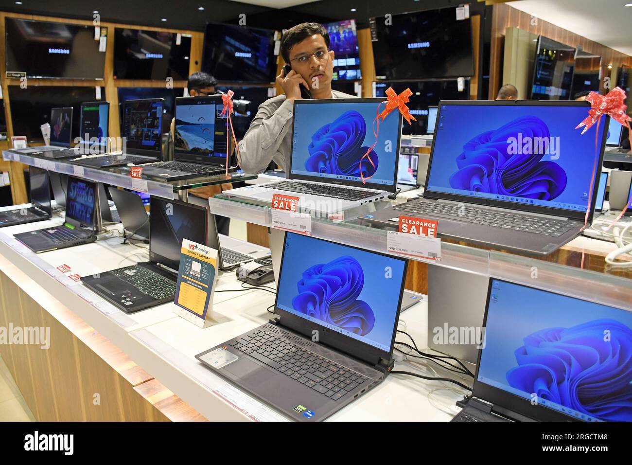 Mumbai, India. 08th Aug, 2023. A salesman communicates on his phone ...