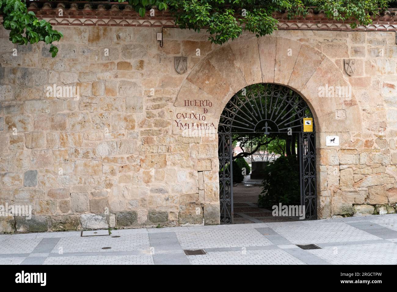 Entrada del Huerto de Calixto y Melibea en Salamanca Stock Photo - Alamy