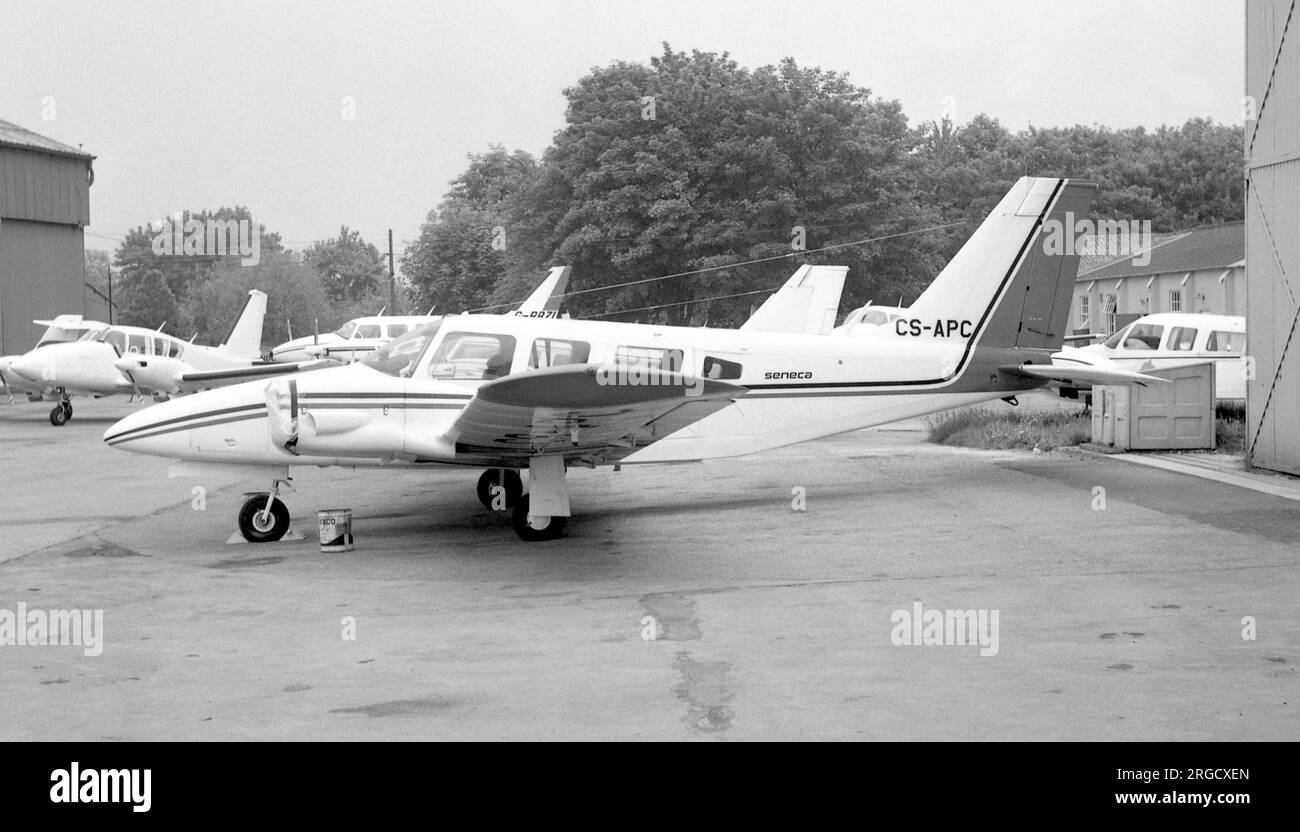 Piper pa 34 seneca Black and White Stock Photos & Images - Alamy